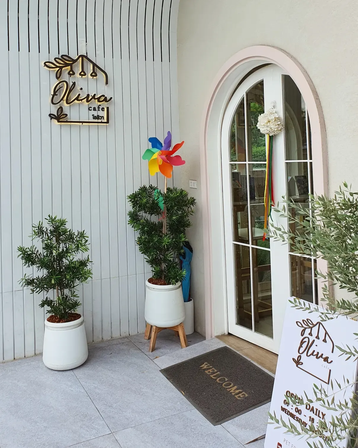 Oliva cafe คาเฟ่น้องหมาเข้าได้ปทุมธานี | แกลเลอรีที่โพสต์โดย aster.corgi | Lemon8