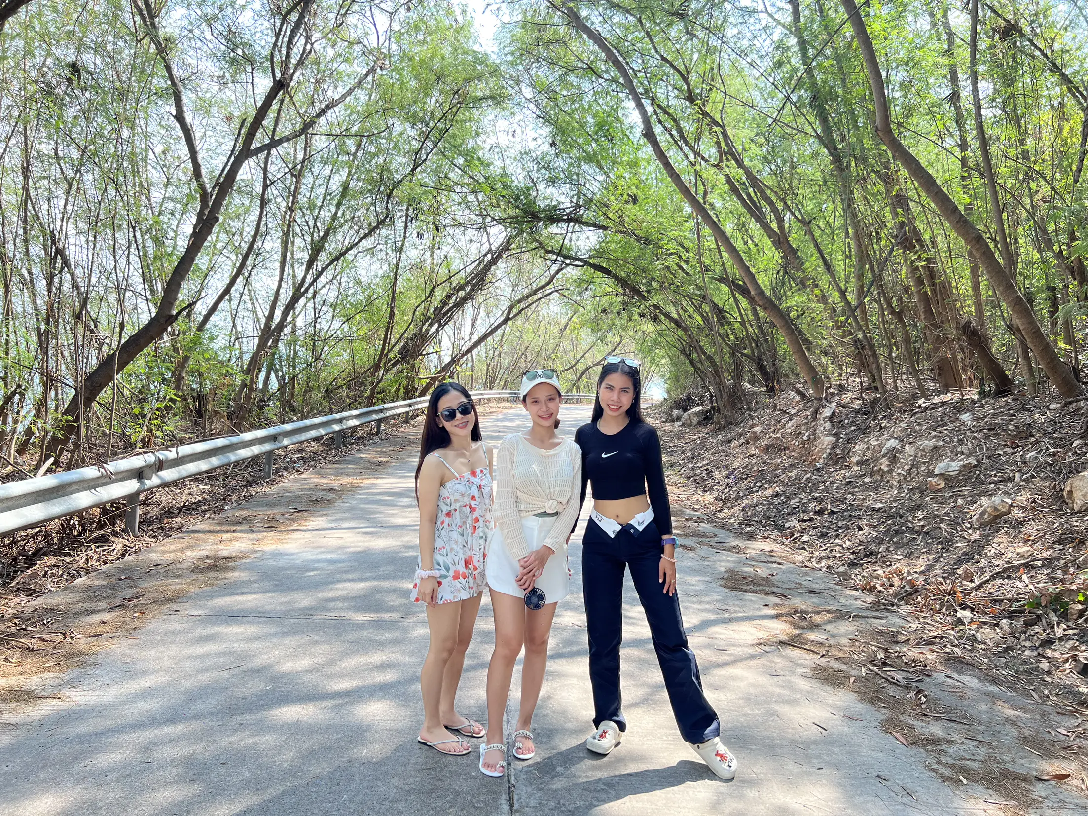 มุมถ่ายรูปสวยๆบนเกาะสีชัง | แกลเลอรีที่โพสต์โดย Nadear | Lemon8