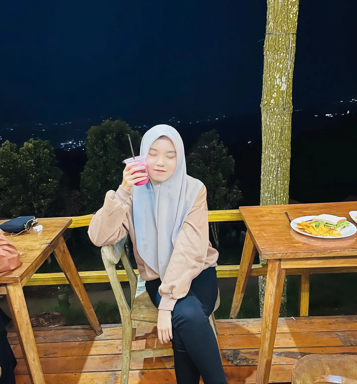 Pose simple duduk di kafe | แกลเลอรีที่โพสต์โดย Mey🐼 | Lemon8