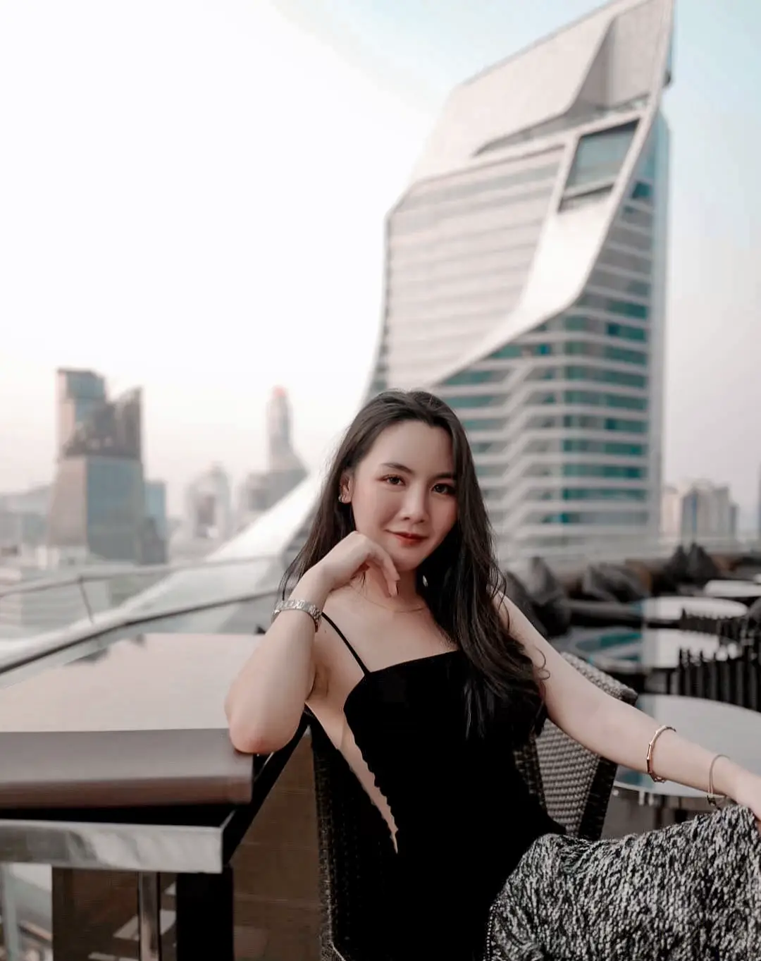 ถ่ายรูปแบบปังปุ ดูแพงที่ Rooftop @The Okura Prestige Bkk | แกลเลอรีที่โพสต์โดย Mayla | Lemon8