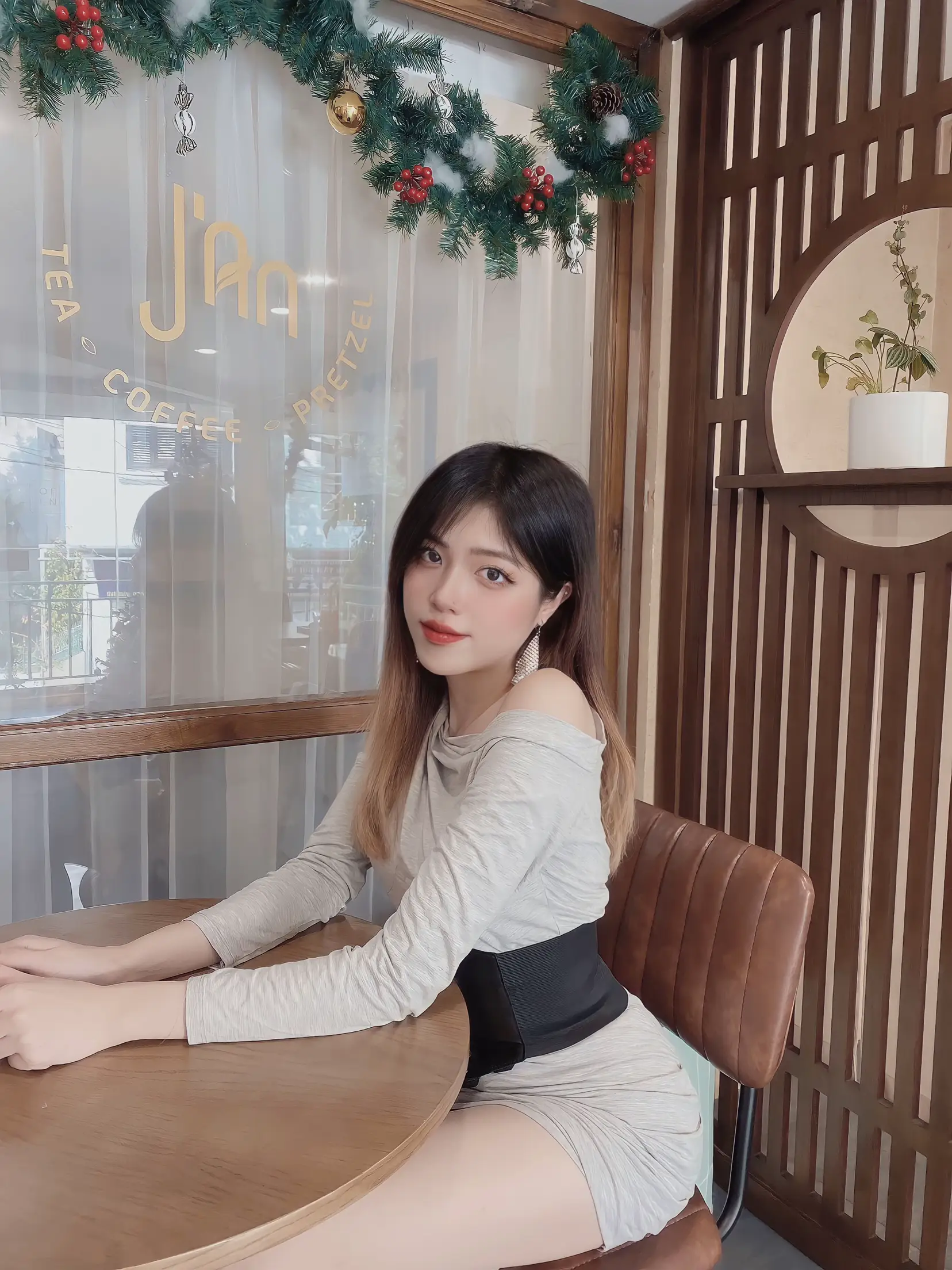 Gợi ý outfit đơn giản đi cafe vẫn sexy quyến rũ | แกลเลอรีที่โพสต์โดย Han Hyo Mii | Lemon8