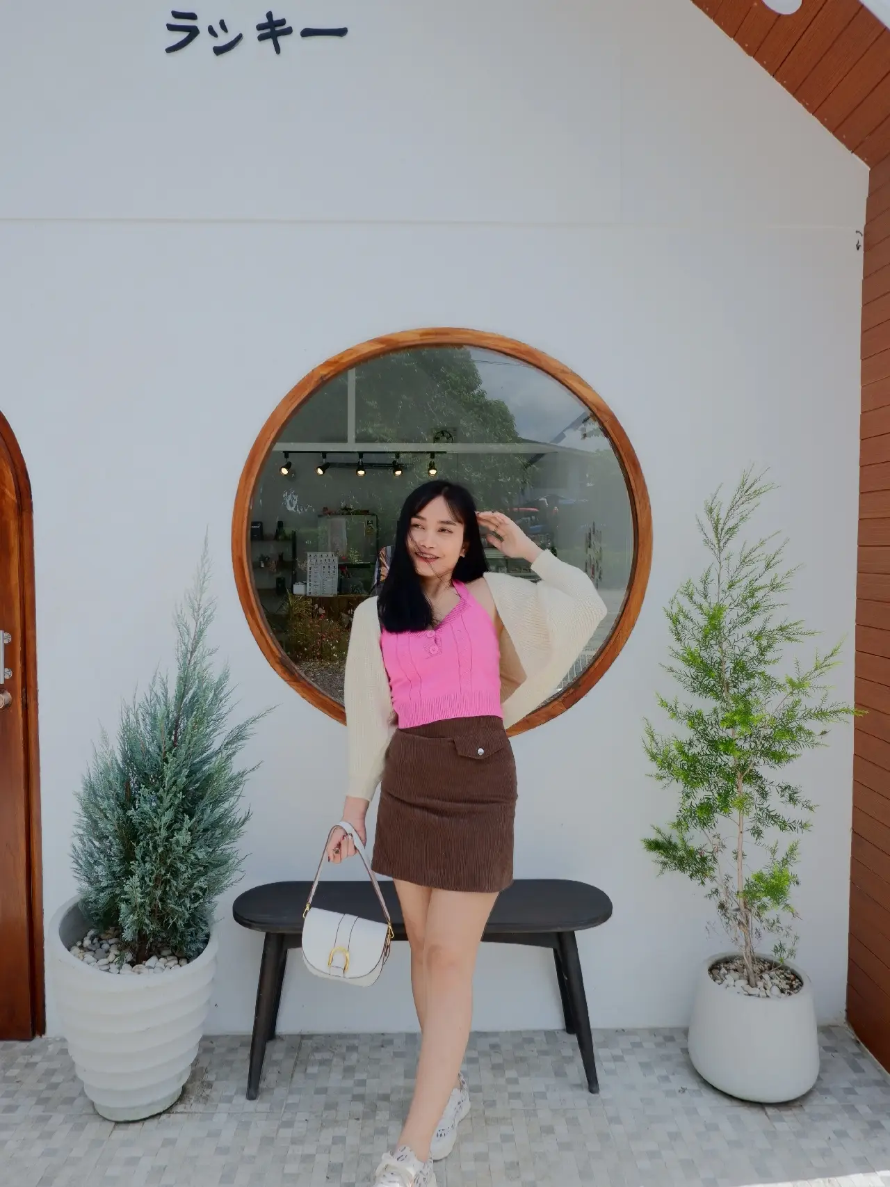 ท่าโพสถ่ายรูปคาเฟ่แบบน่ารักๆ ️ | แกลเลอรีที่โพสต์โดย Iew Suthida | Lemon8