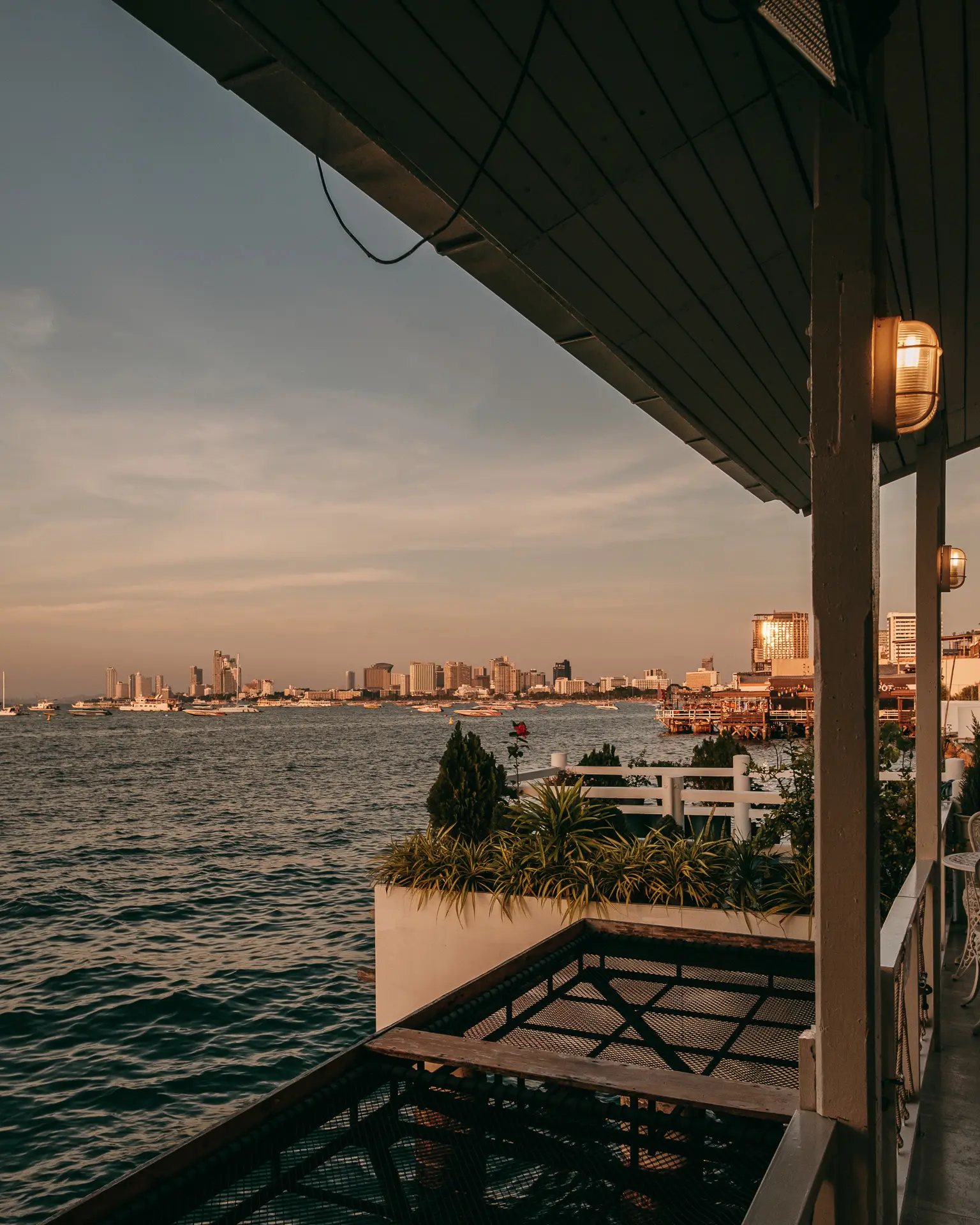 BANLAY HOME CAFE คาเฟ่วิวทะเลพัทยาแบบ 180 องศา ⁣ | Galeri diposting ...