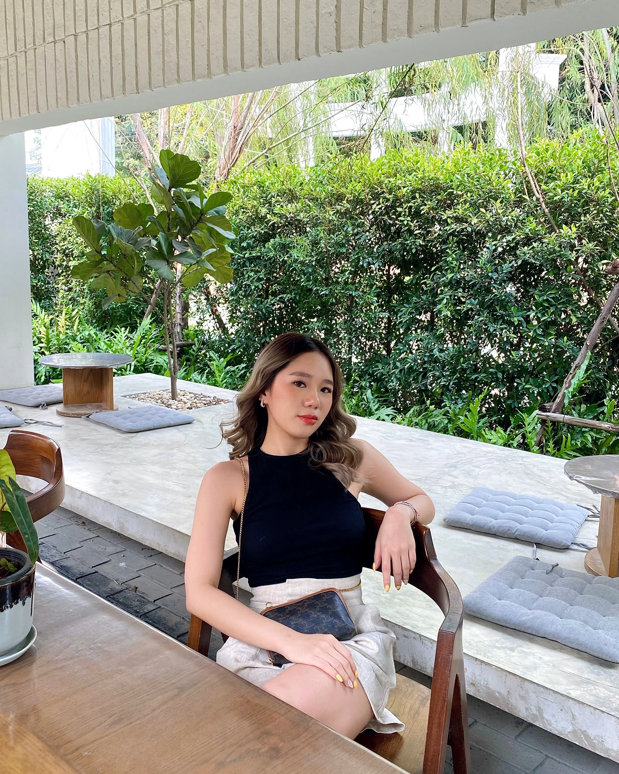 ep.1 นั่งถ่ายรูปแบบปั้วะๆ🪑📸 | แกลเลอรีที่โพสต์โดย ployphanr | Lemon8