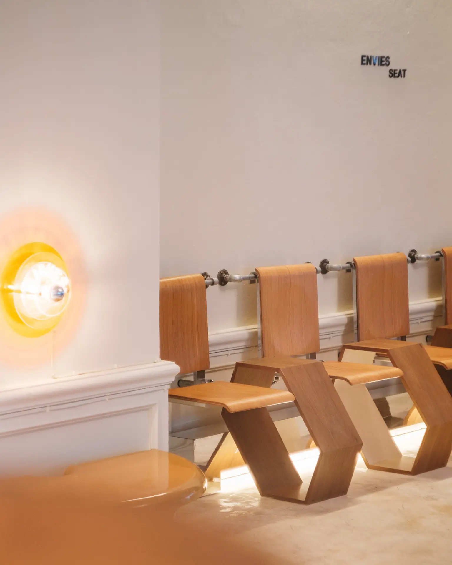 ENVIES เปิดสาขา 3 ที่ Trinity Complex สีลม ☕️🪑 | แกลเลอรีที่โพสต์โดย Rattomarty | Lemon8