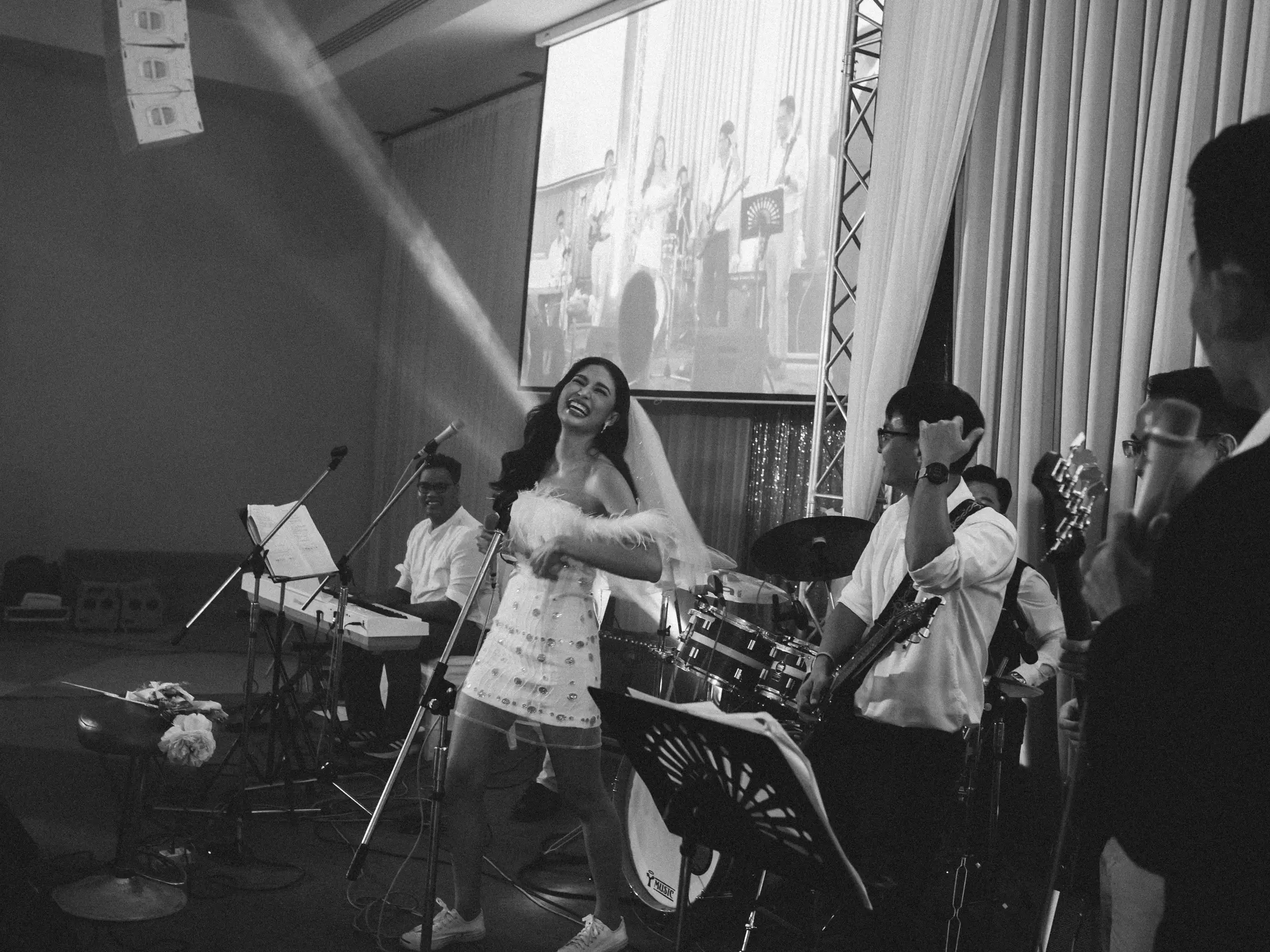 เสกงานแต่ง ให้กลายเป็น mini concert !! 😎🥳 | แกลเลอรีที่โพสต์โดย TK | Lemon8