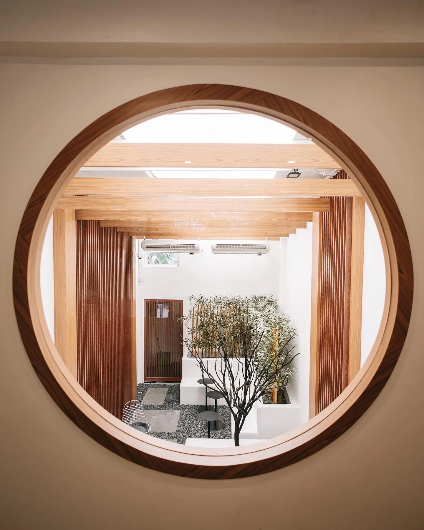 CAPULUS BKK คาเฟ่บรรยากาศสบายๆ สไตล์มินิมอล แสงสวยมาก | แกลเลอรีที่ ...