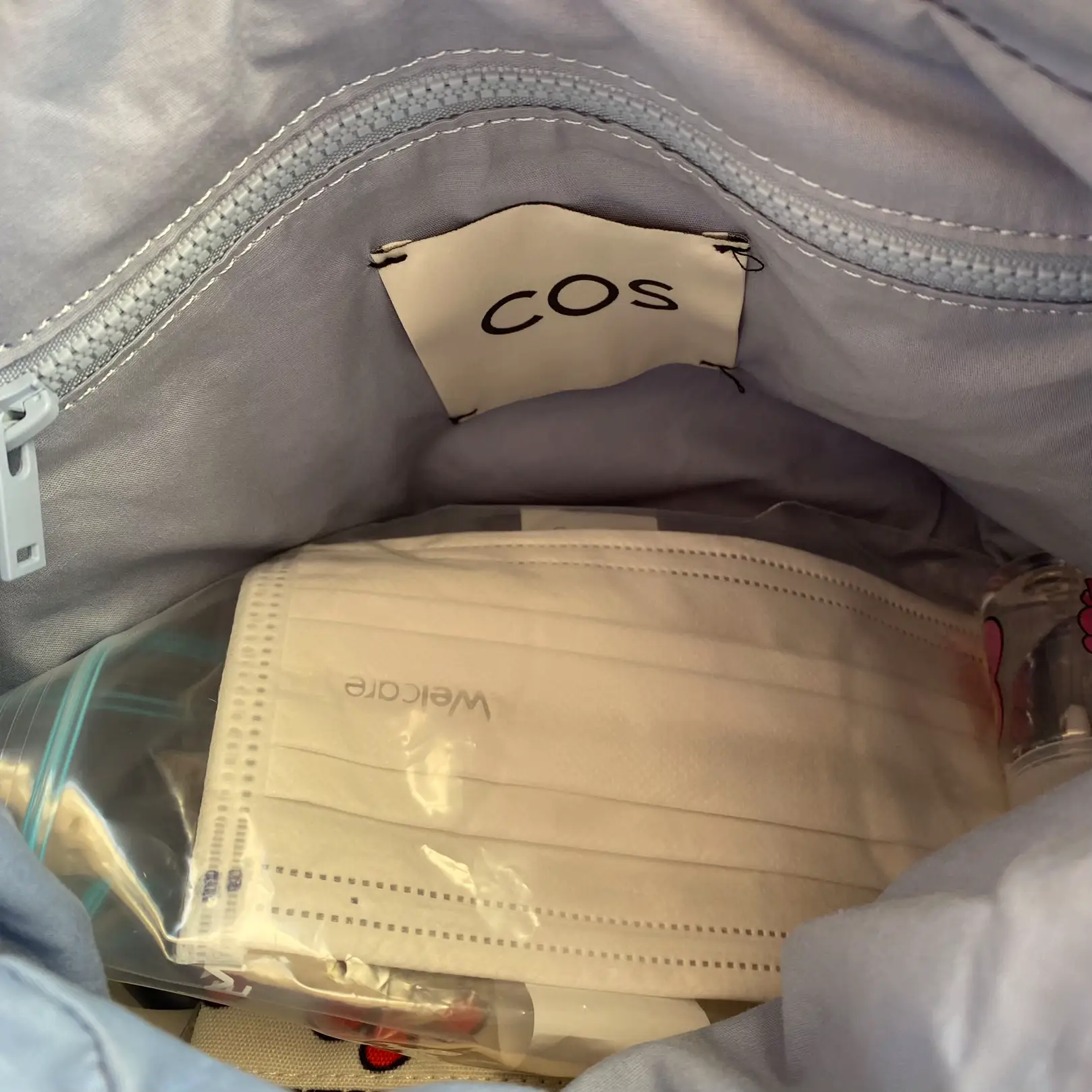 COS Quilted Mini Bag | แกลเลอรีที่โพสต์โดย Junrapee | Lemon8