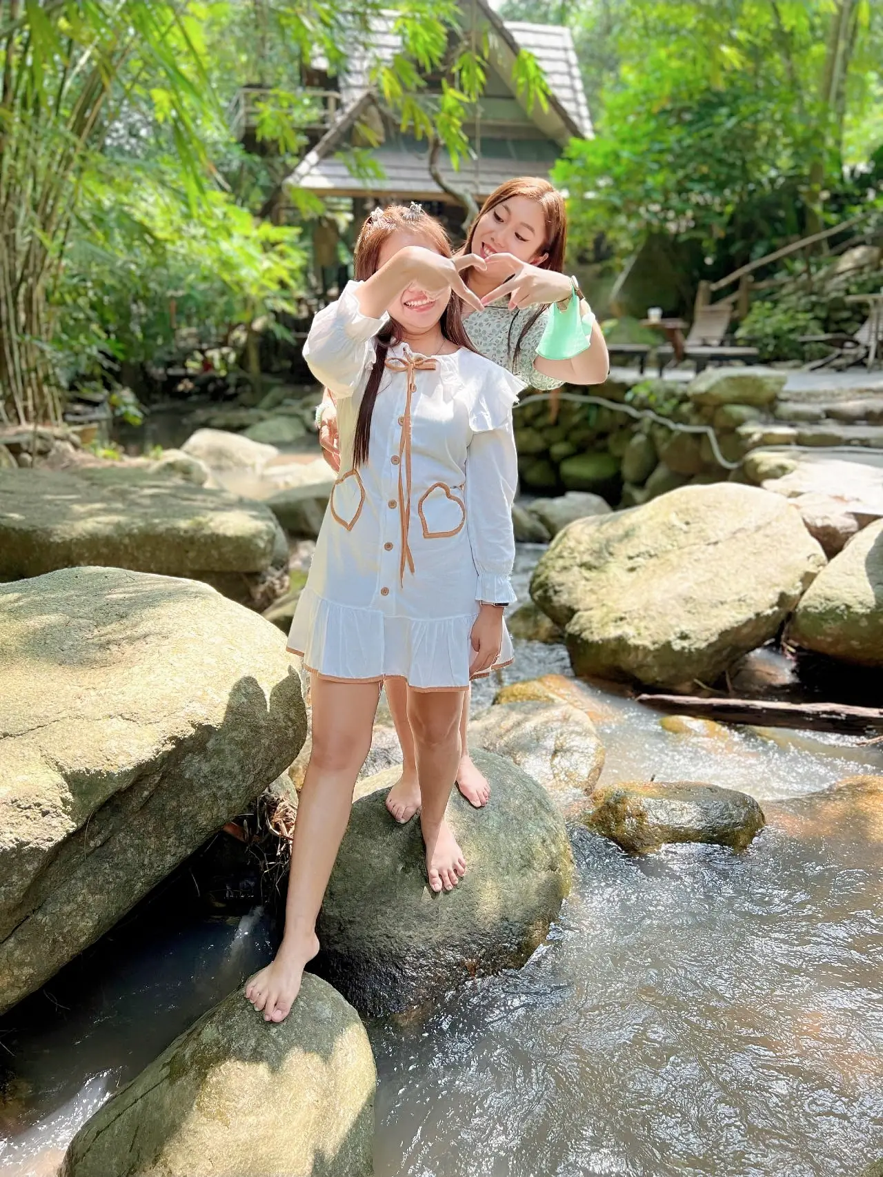 คาเฟ่ริมรำธาร ฟิลเมืองเหนือ แต่อยู่ในหมู่บ้านมอญห้อยน้ำใส | แกลเลอรีที่โพสต์โดย Duangta | Lemon8