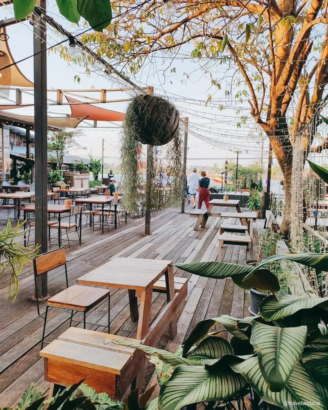 รีวิวคาเฟ่บรรยากาศริมแม่น้ำโคตรดี👍🏻 | แกลเลอรีที่โพสต์โดย Nuch Nussara | Lemon8