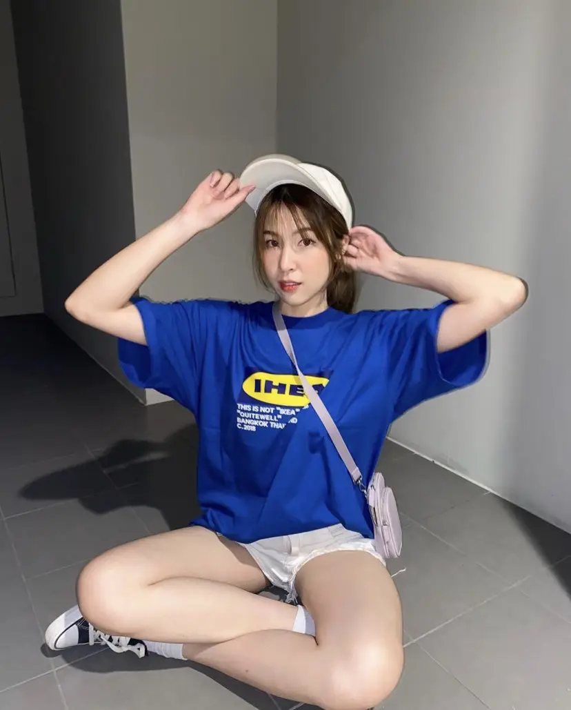 ท่าโพสกับเสื้อOversize! | แกลเลอรีที่โพสต์โดย Fahchanaa | Lemon8