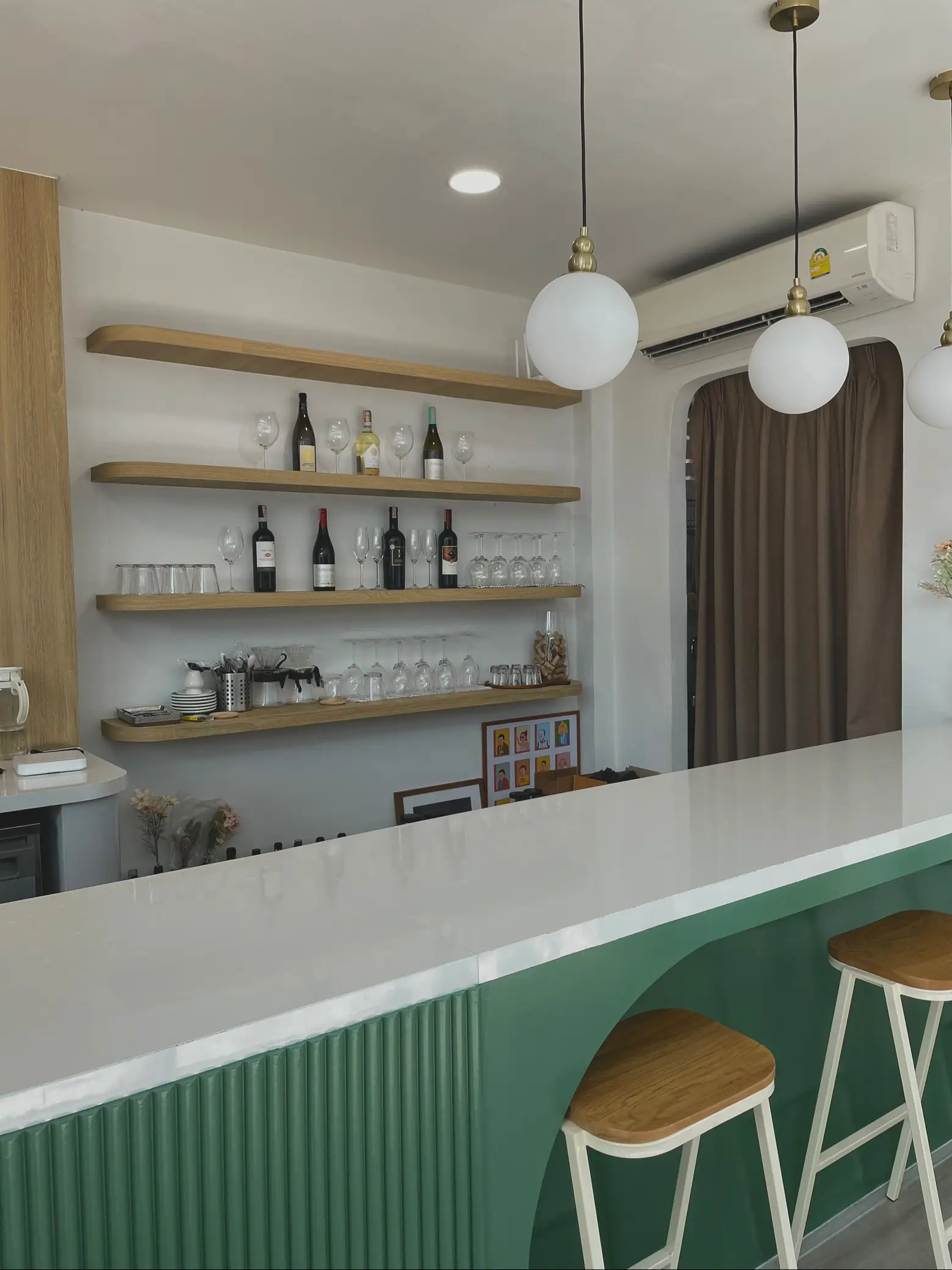 WNL / Coffee and Wine • Sriracha🍷 🥤🩵🌈 | แกลเลอรีที่โพสต์โดย อาเบสสส | Lemon8