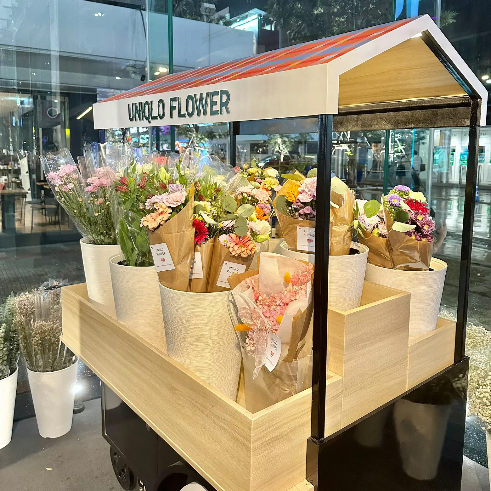 UNIQLO FLOWER siam soi7 | แกลเลอรีที่โพสต์โดย mindmind🌠 | Lemon8