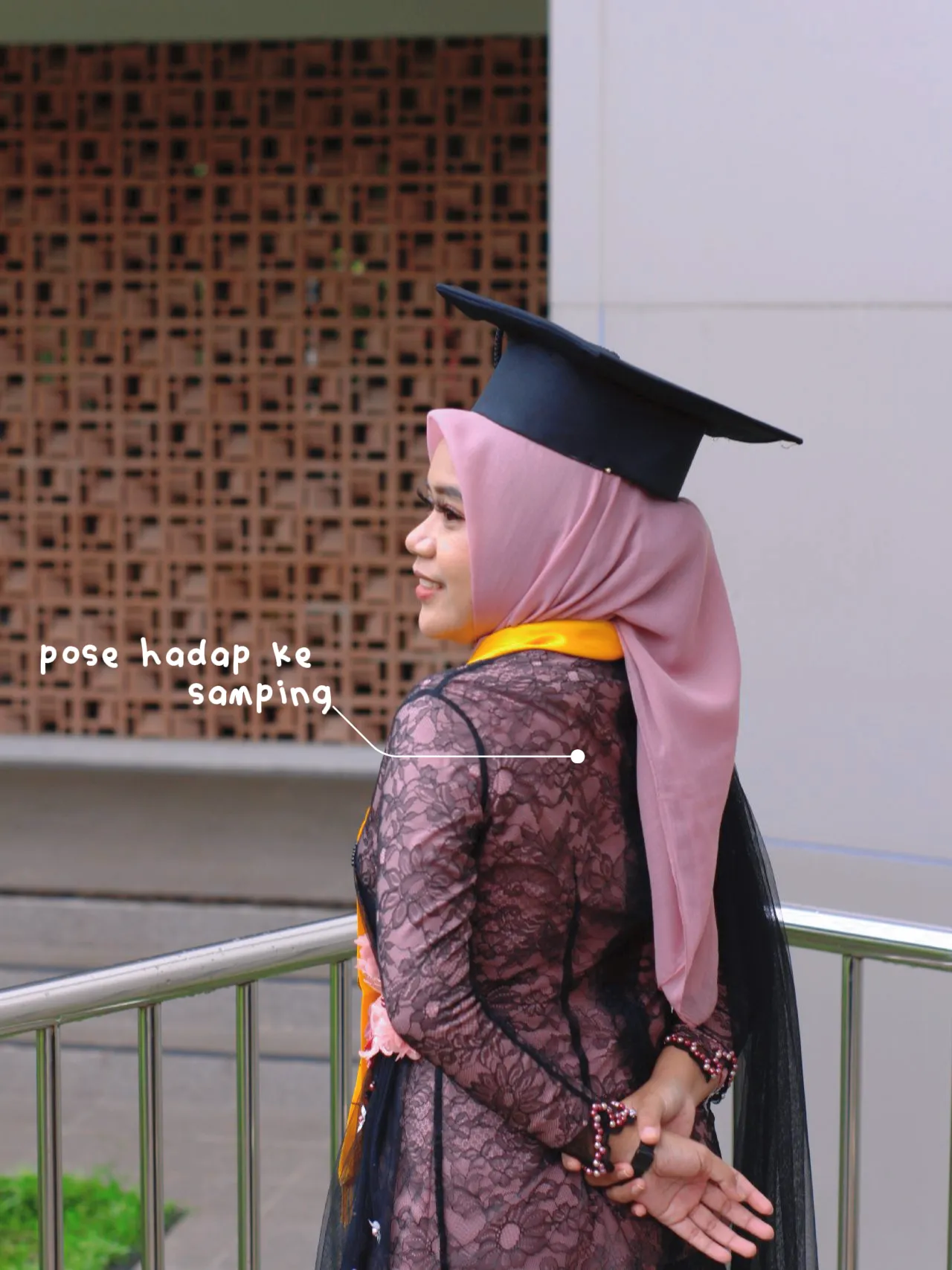 foto wisuda outdoor ideas | Galeri diposting oleh antikabeiha | Lemon8