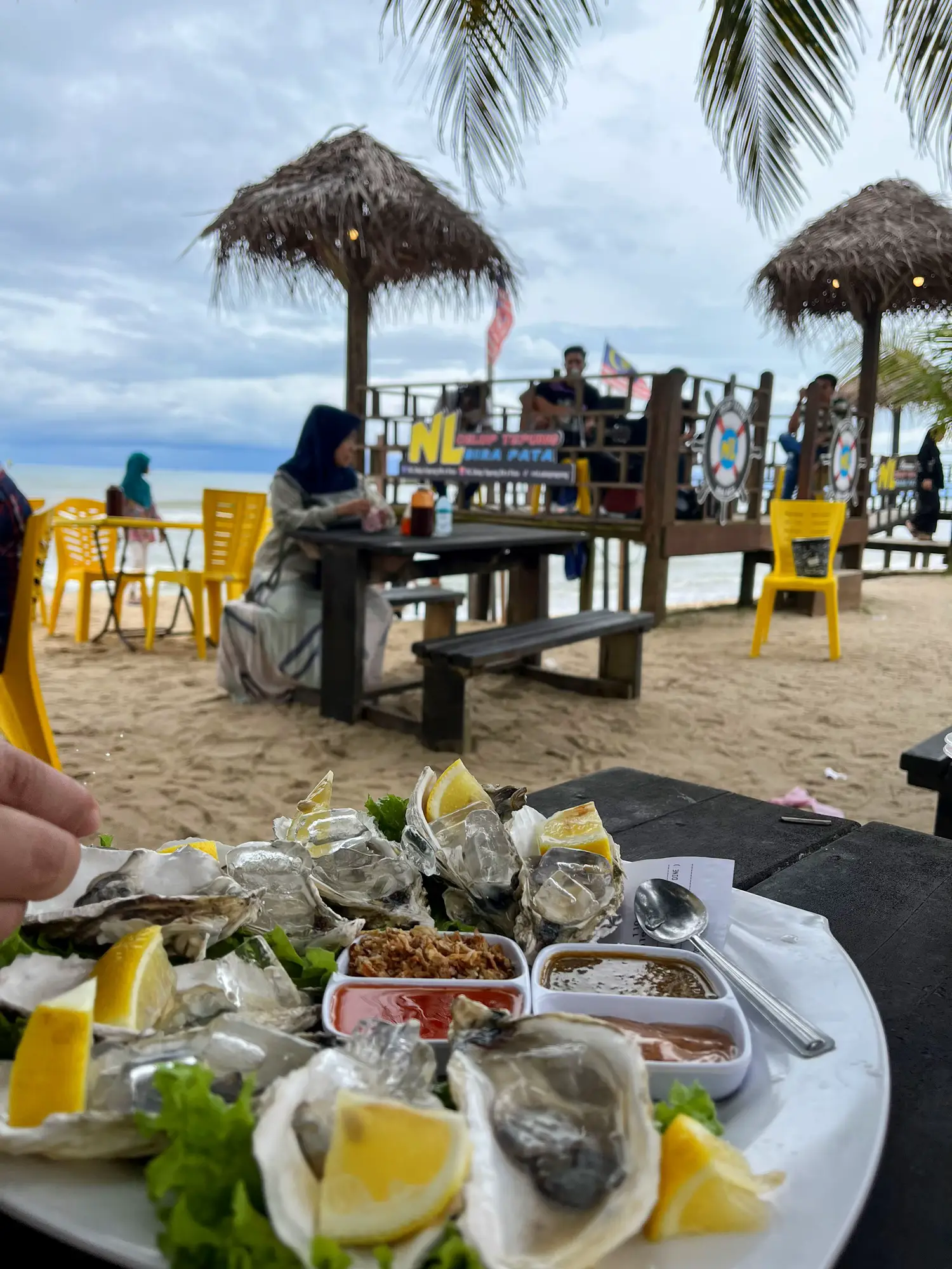 Trying out oysters by the beach 🦪 | Galeri disiarkan oleh J | Lemon8