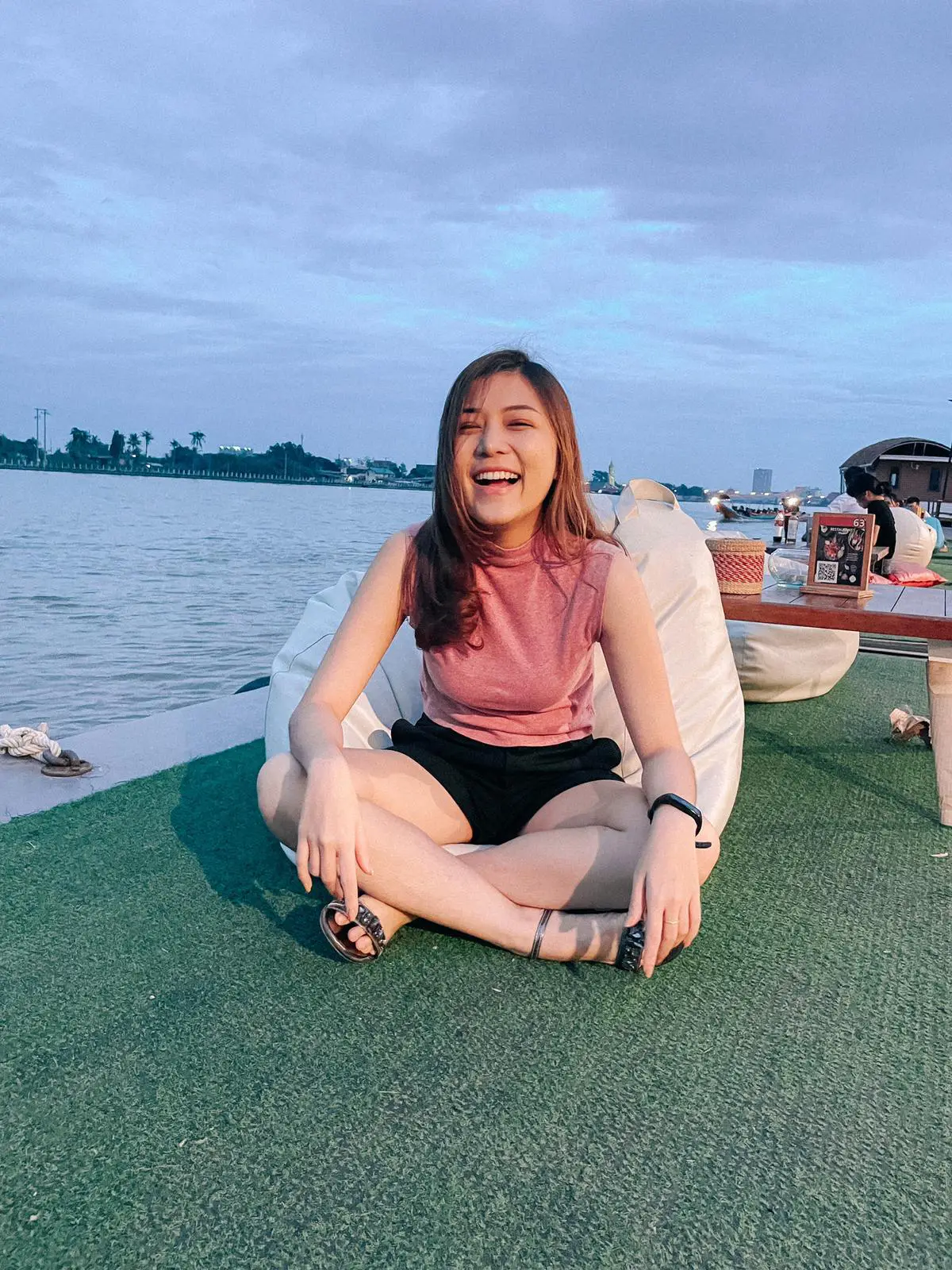 รีวิวคาเฟ่บรรยากาศริมแม่น้ำโคตรดี👍🏻 | แกลเลอรีที่โพสต์โดย Nuch Nussara | Lemon8