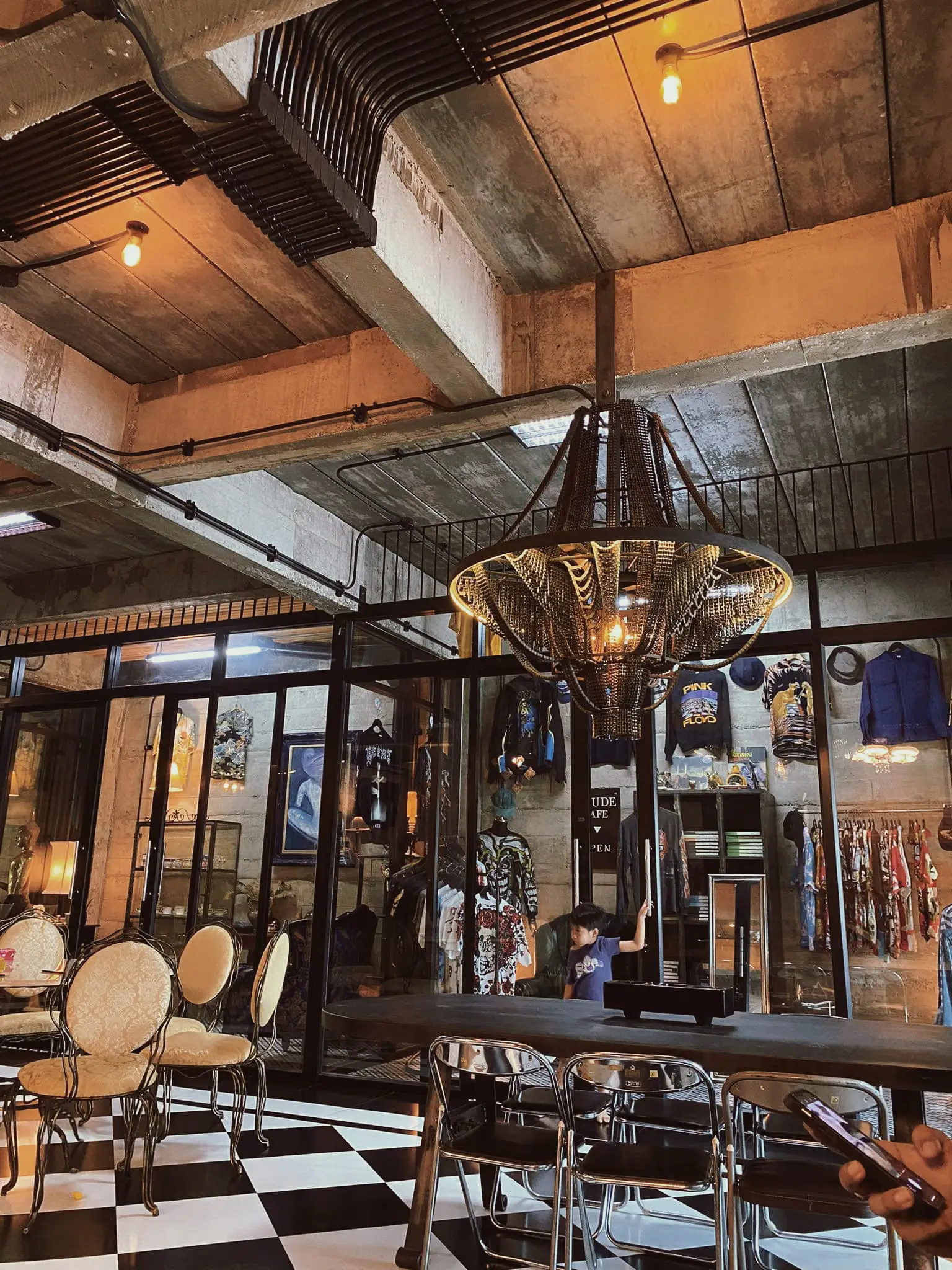 แต่งตัวไปคาเฟ่ Vintage | แกลเลอรีที่โพสต์โดย Patcha | Lemon8