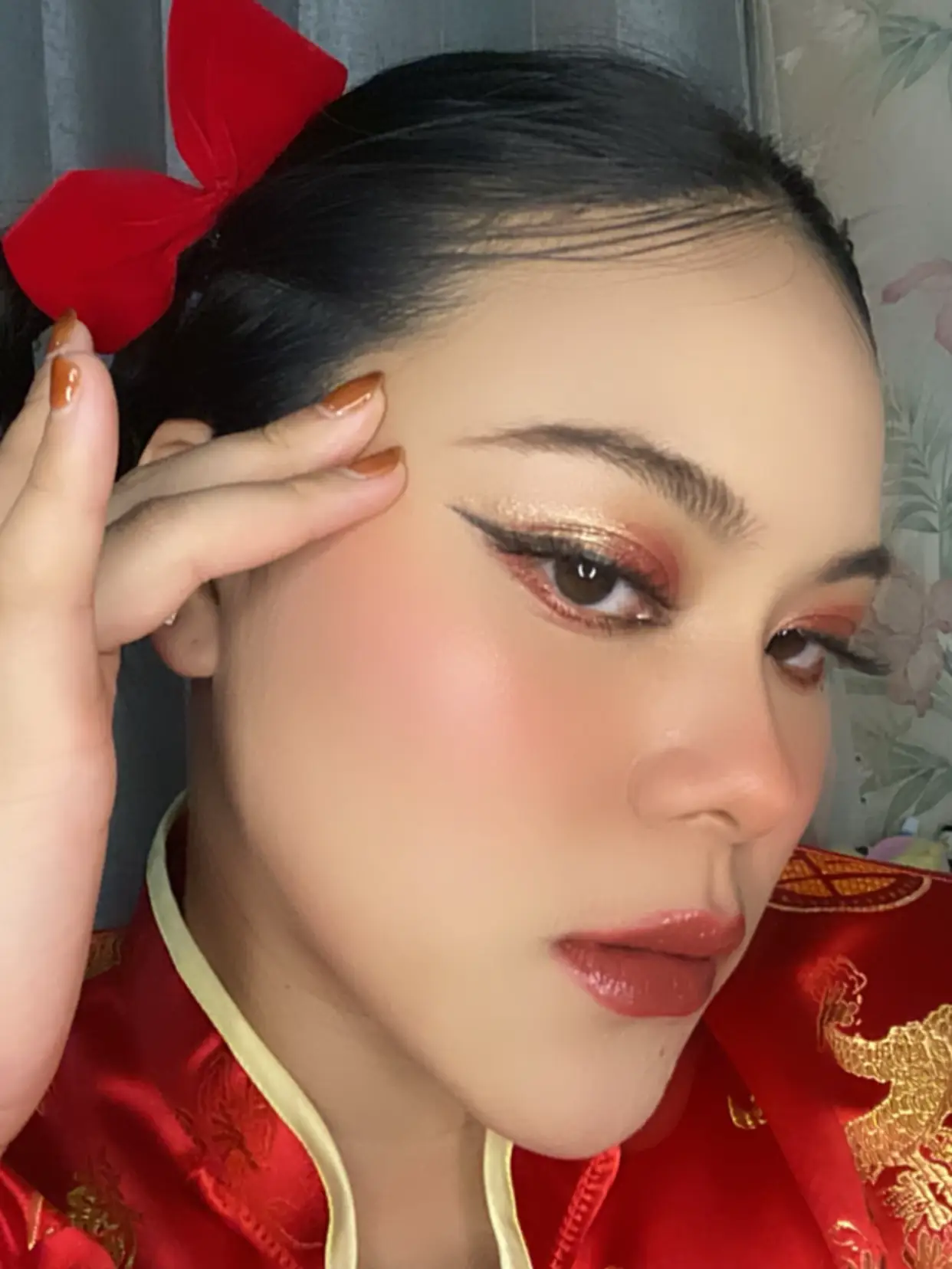 พาแต่งหน้า Chinese New Year MAKEUP LOOKs 新年快乐！ 很美啊！🧧 | แกลเลอรีที่โพสต์โดย meeneem | Lemon8