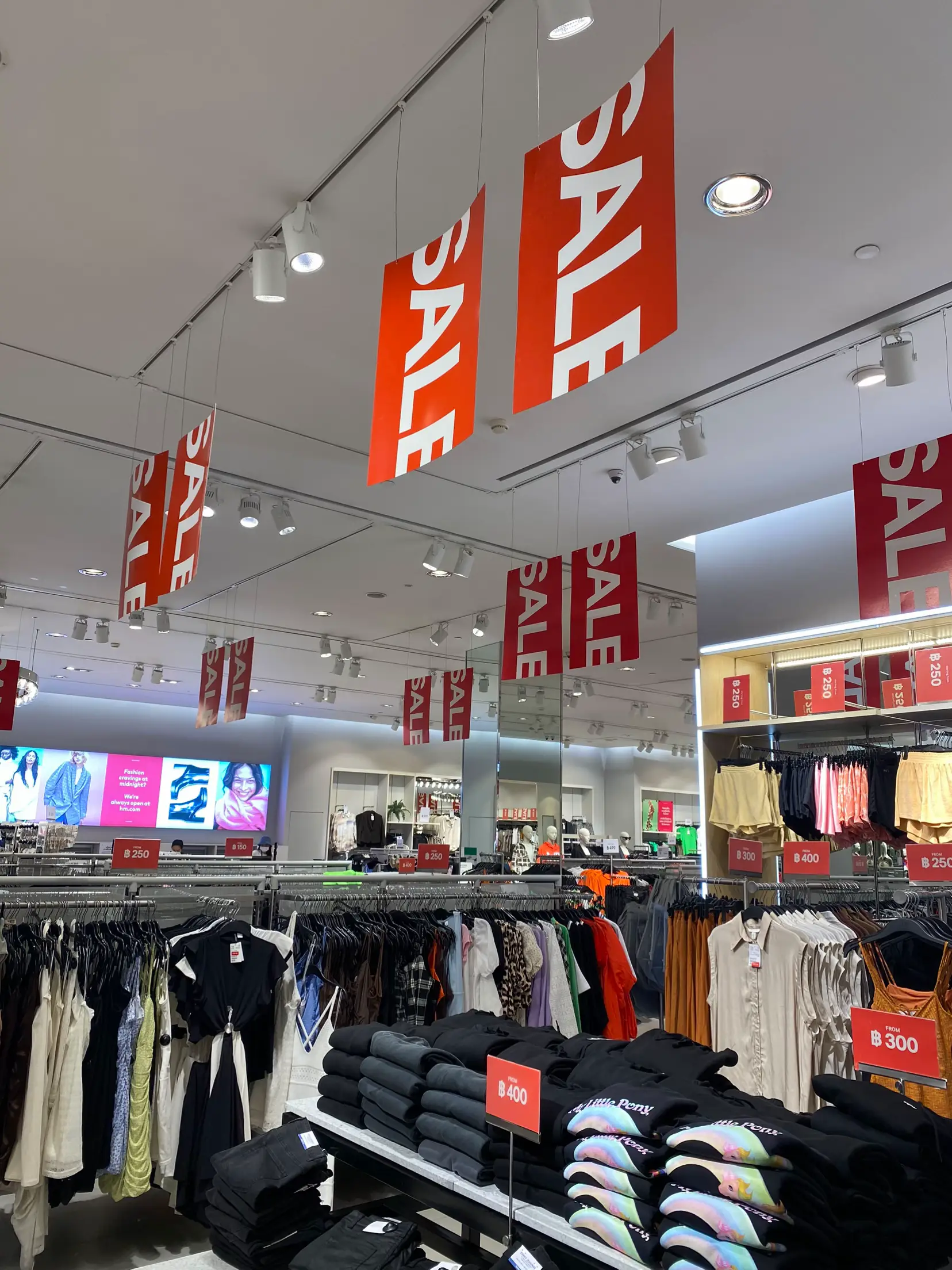 พาส่อง H&M 💐 แฟชั่น Y2K และหน้าหนาวต้องมา👀💭 | แกลเลอรีที่โพสต์โดย ppdararat ꔛ 🦕 | Lemon8