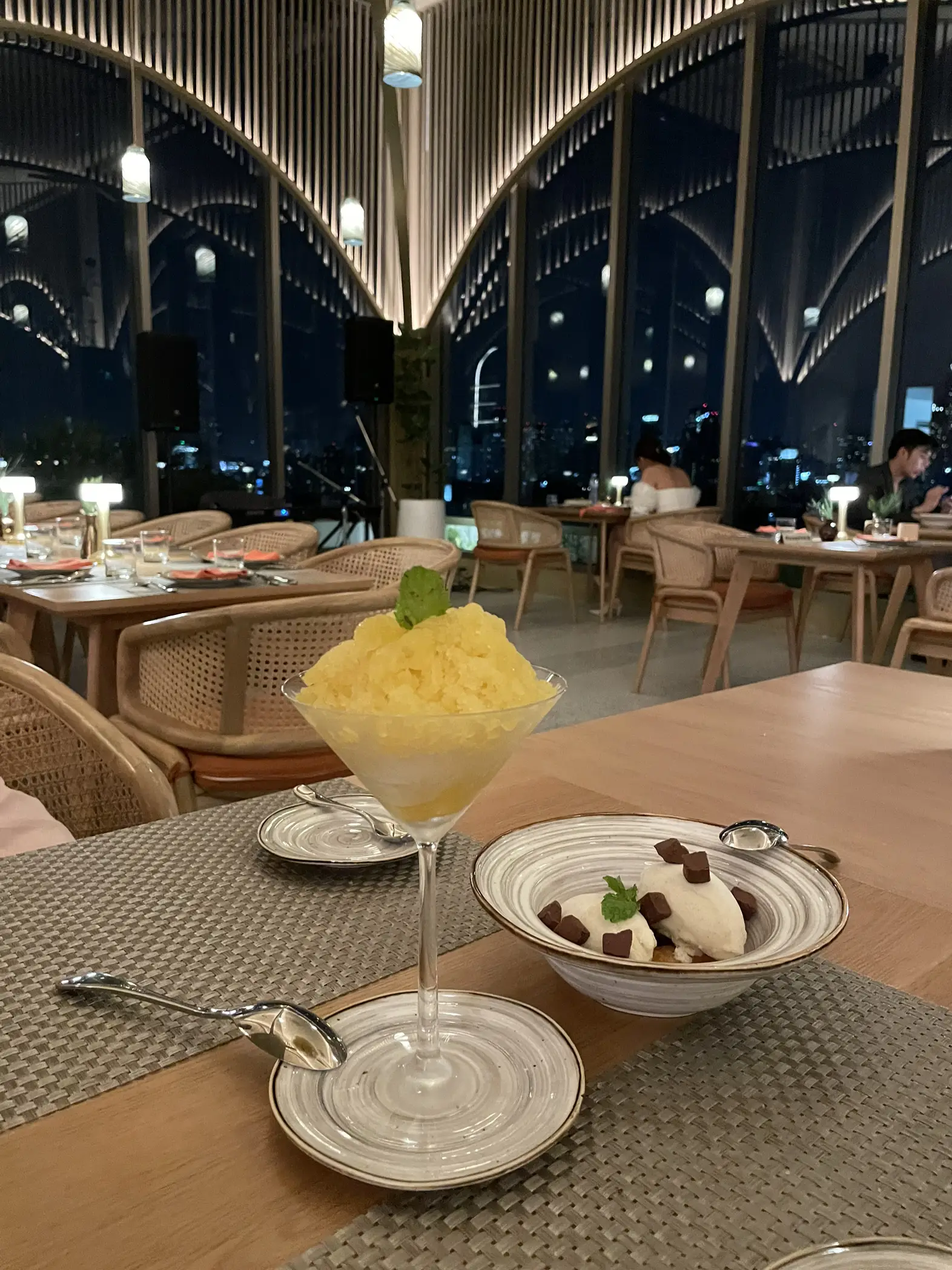 SOL & LUNA BKK 🌓🌙 | Rooftop bar สุดโรเเมนติก | แกลเลอรีที่โพสต์โดย ...