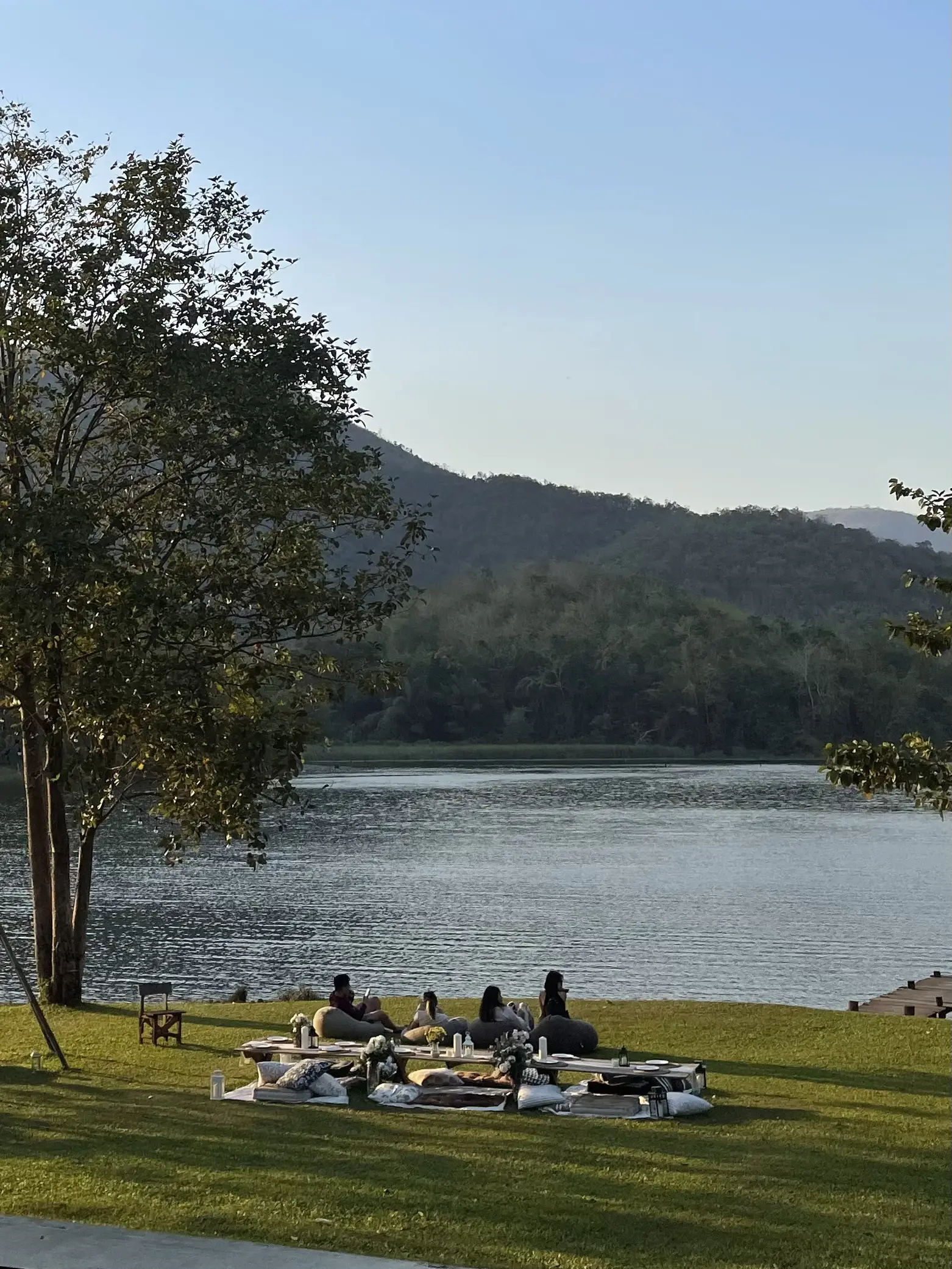 คาเฟ่สงบ ใจฟู ต้องที่ Lakeview Cafe 🫶 | แกลเลอรีที่โพสต์โดย lbzero | Lemon8