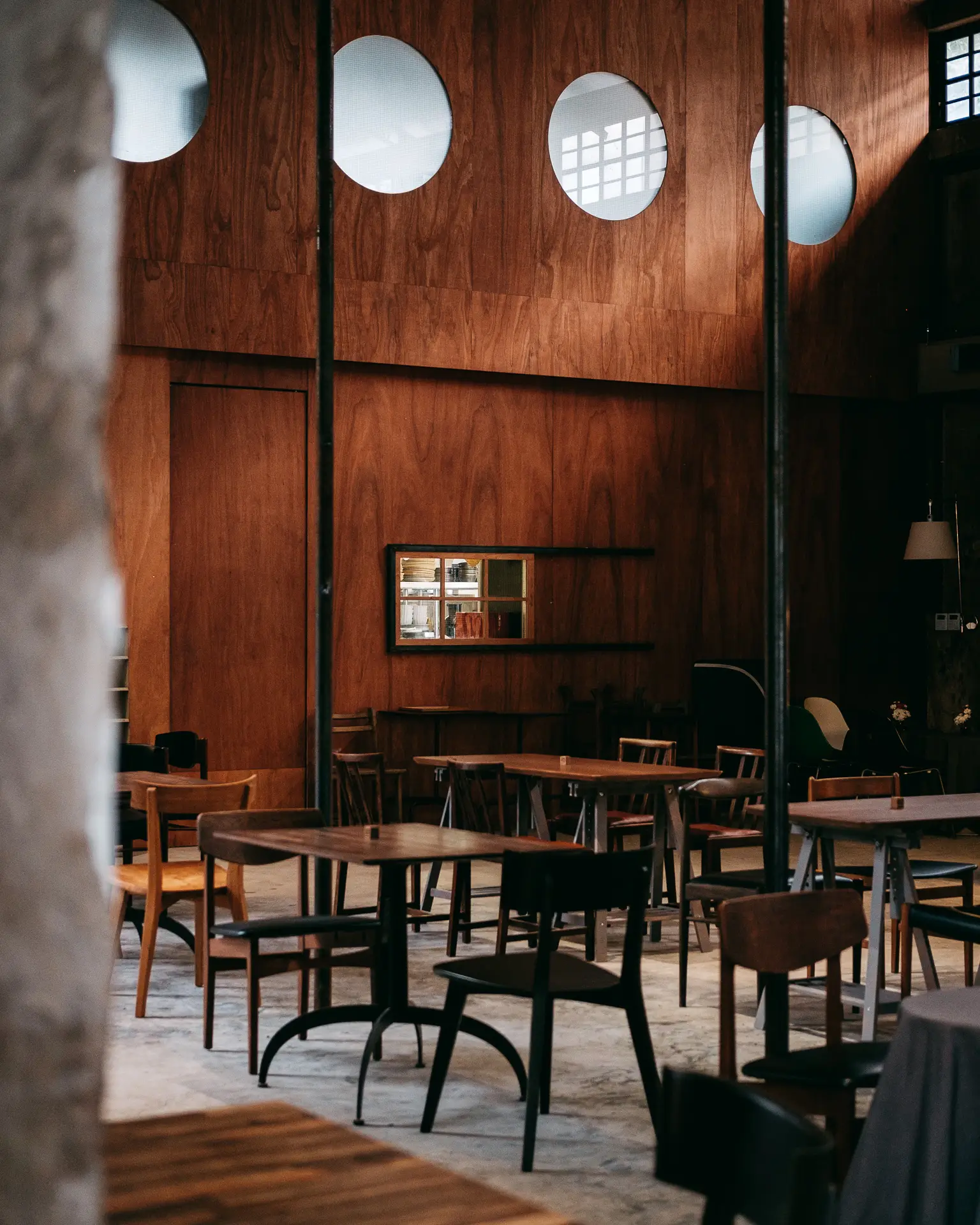 Craftsman Roastery&Brew Bar เปลี่ยนโรงกลึงเก่าเป็นคาเฟ่ | แกลเลอรีที่ ...