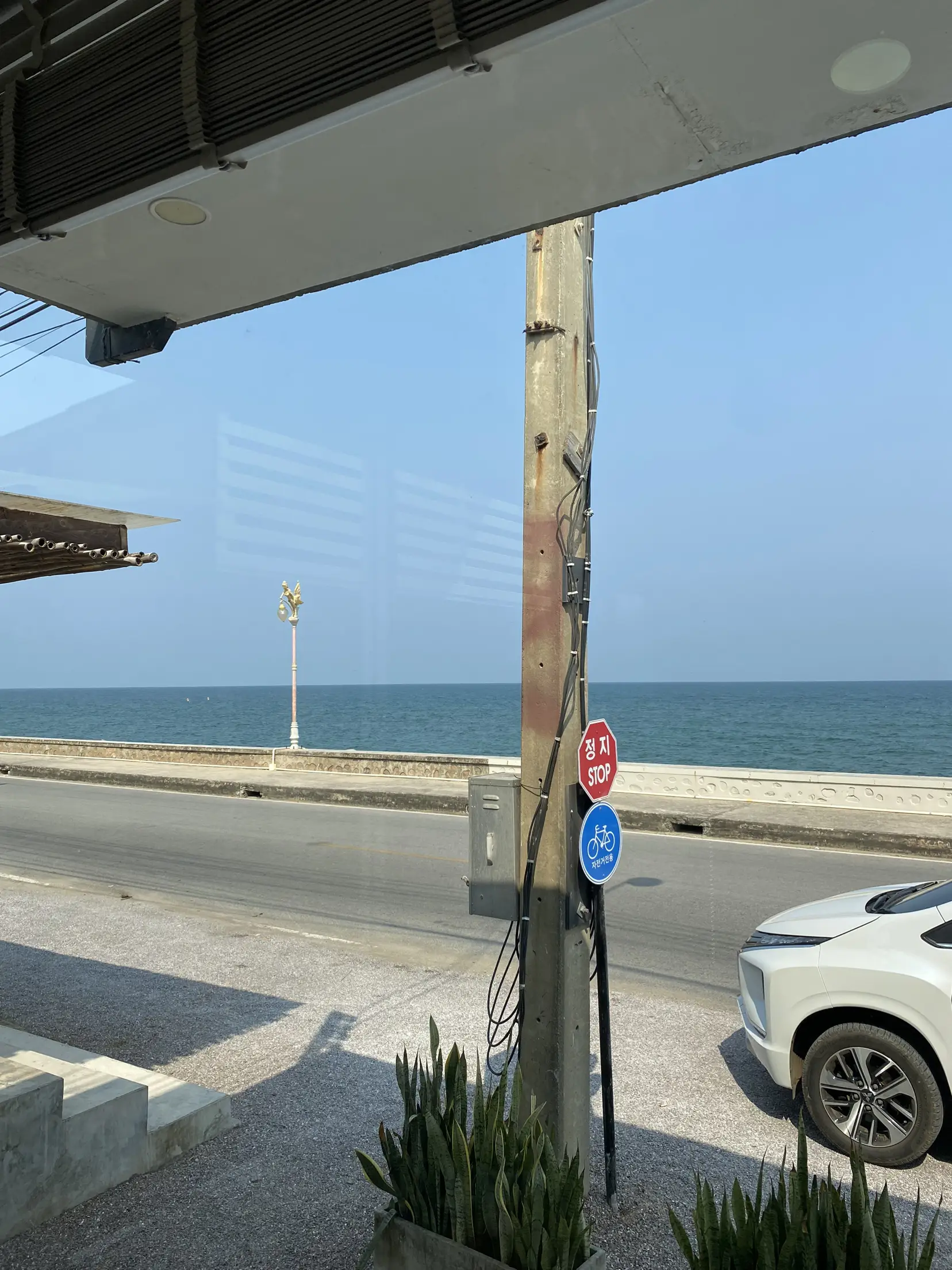 🤍Pisces cafe คาเฟ่มินิมอล ทับสะแก be like ปูซาน สุดๆ ᨳ | แกลเลอรีที่ ...