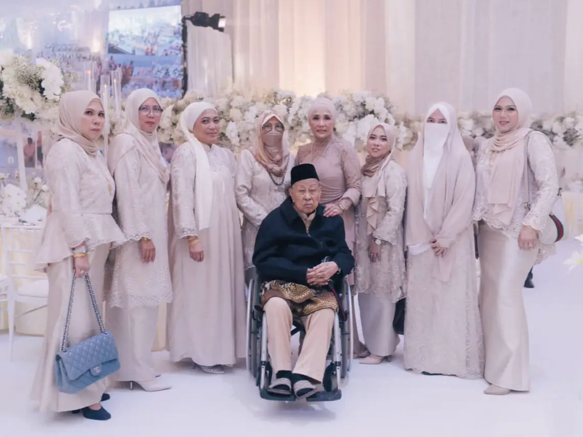 All my mom in one picture with our big boss ♥️ | Galeri disiarkan oleh Afisury HS | Lemon8