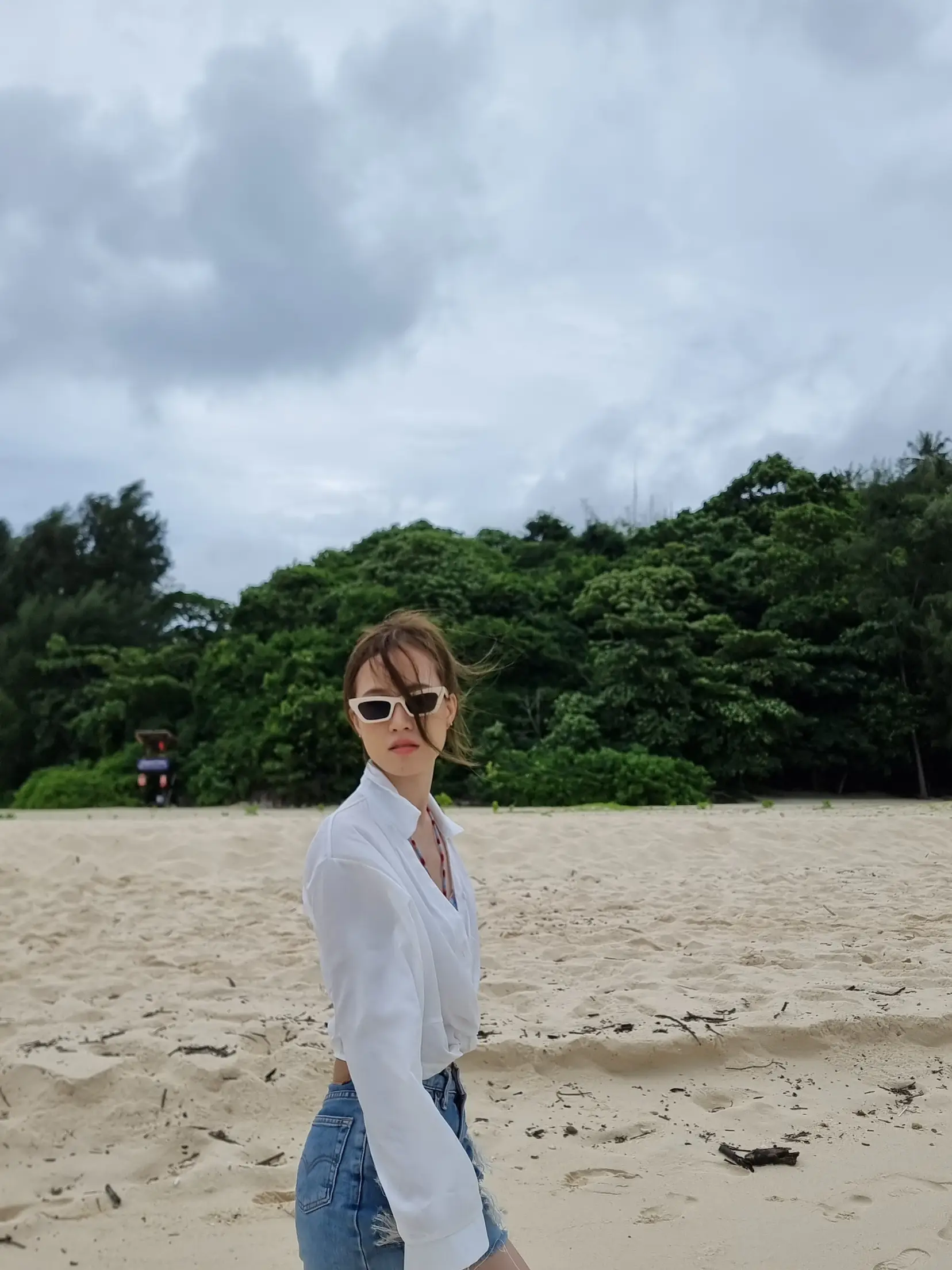 OOTD Summer | เสื้อขาว+ยีนส์ขาสั้น 🌊 | แกลเลอรีที่โพสต์โดย eiwweaver | Lemon8