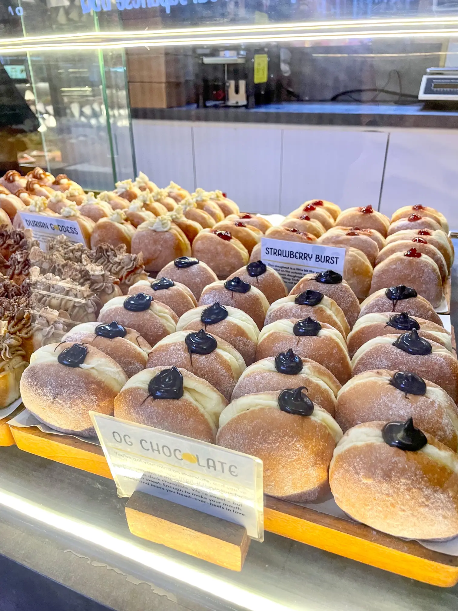 JAJAN DONUT BOMBOLONI VIRAL! 🍩 | แกลเลอรีที่โพสต์โดย Ella (エラ) | Lemon8