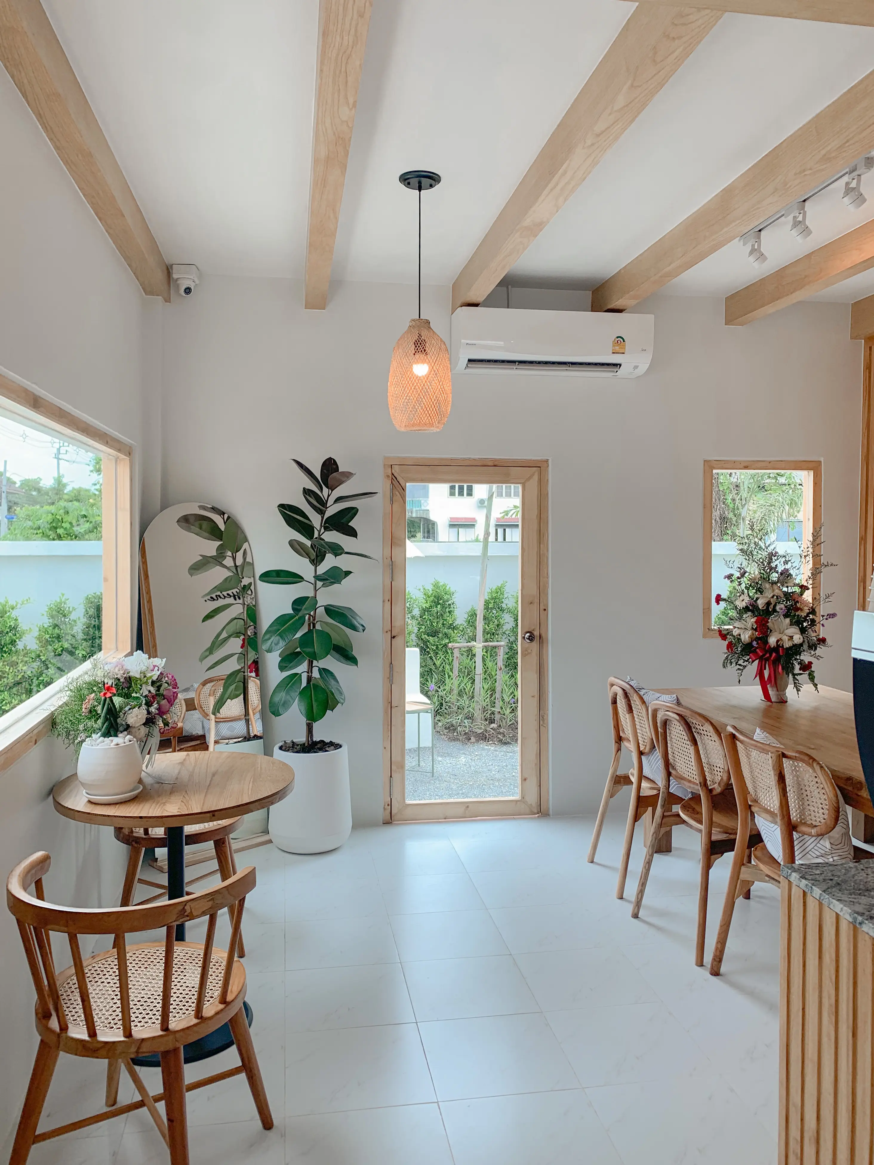 Loading Caffeine คาเฟ่ย่านราชพฤกษ์ มุมถ่ายรูปชิคๆ | แกลเลอรีที่โพสต์โดย hellohappymae 🎀 | Lemon8