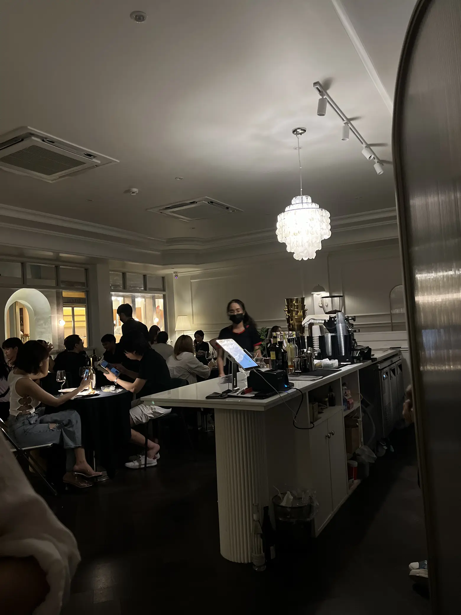 ไวน์บาร์(ลับ) W8 Space cafe&Bar 🍷 | แกลเลอรีที่โพสต์โดย 🄱🄴🄰🅄🅃🅈 🎀 | Lemon8