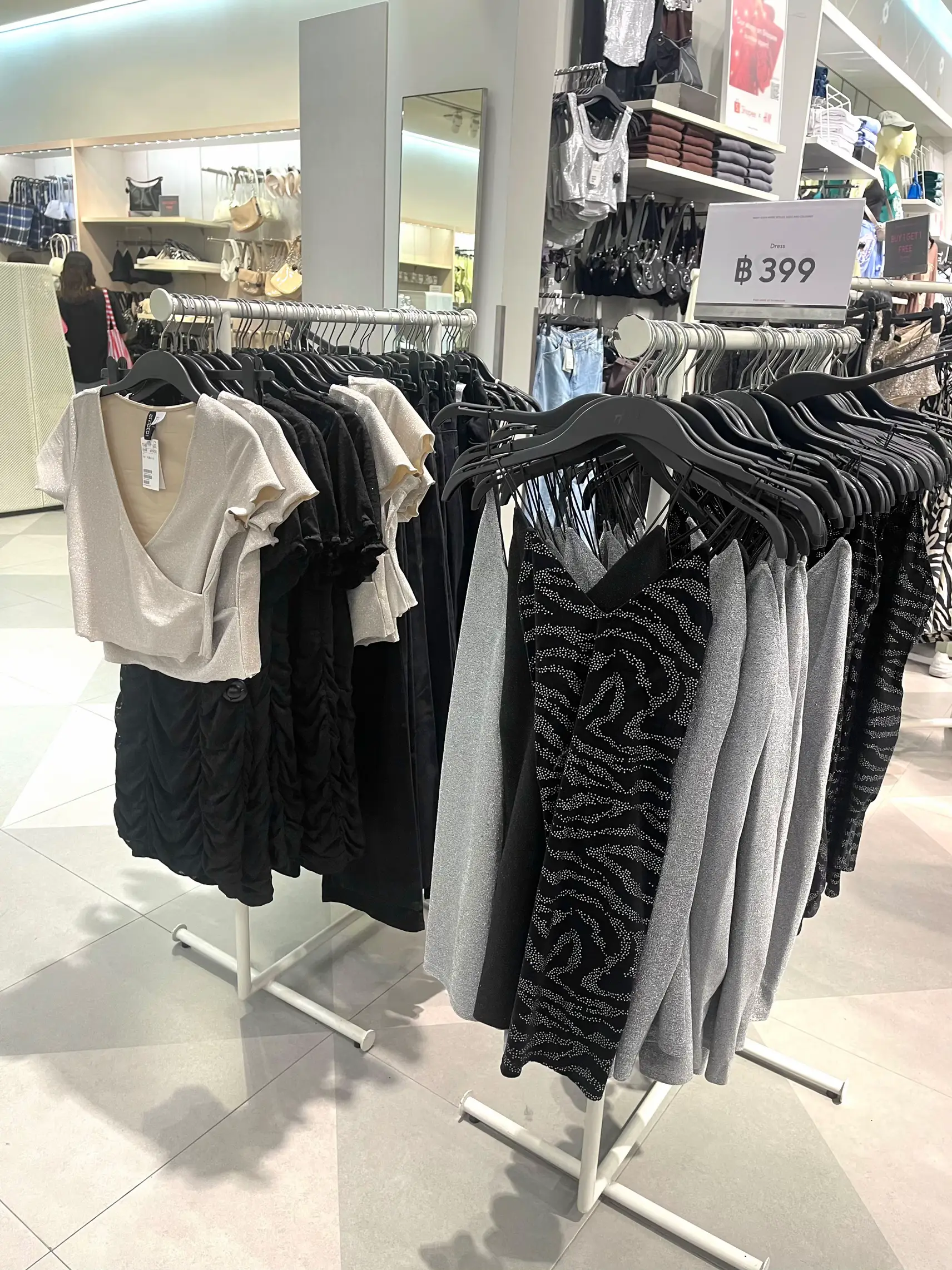 พาส่อง H&M 1 แถม 1 ทั้งร้าน ️ | แกลเลอรีที่โพสต์โดย Aommiespsr | Lemon8