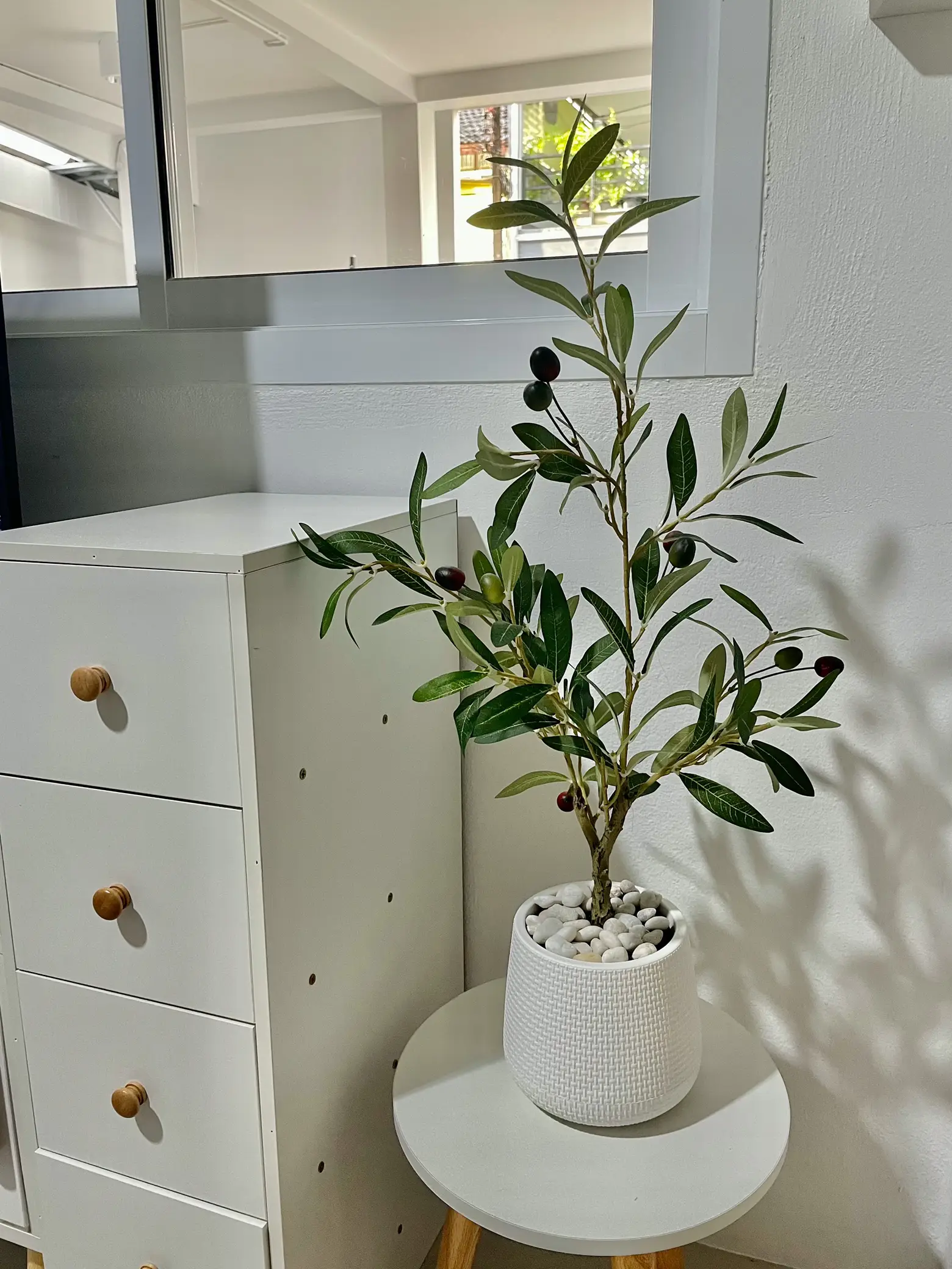 เก้าอี้เล็ก & โต๊ะเล็ก เพิ่มความน่ารักของบ้าน 🤍 | แกลเลอรีที่โพสต์โดย ...