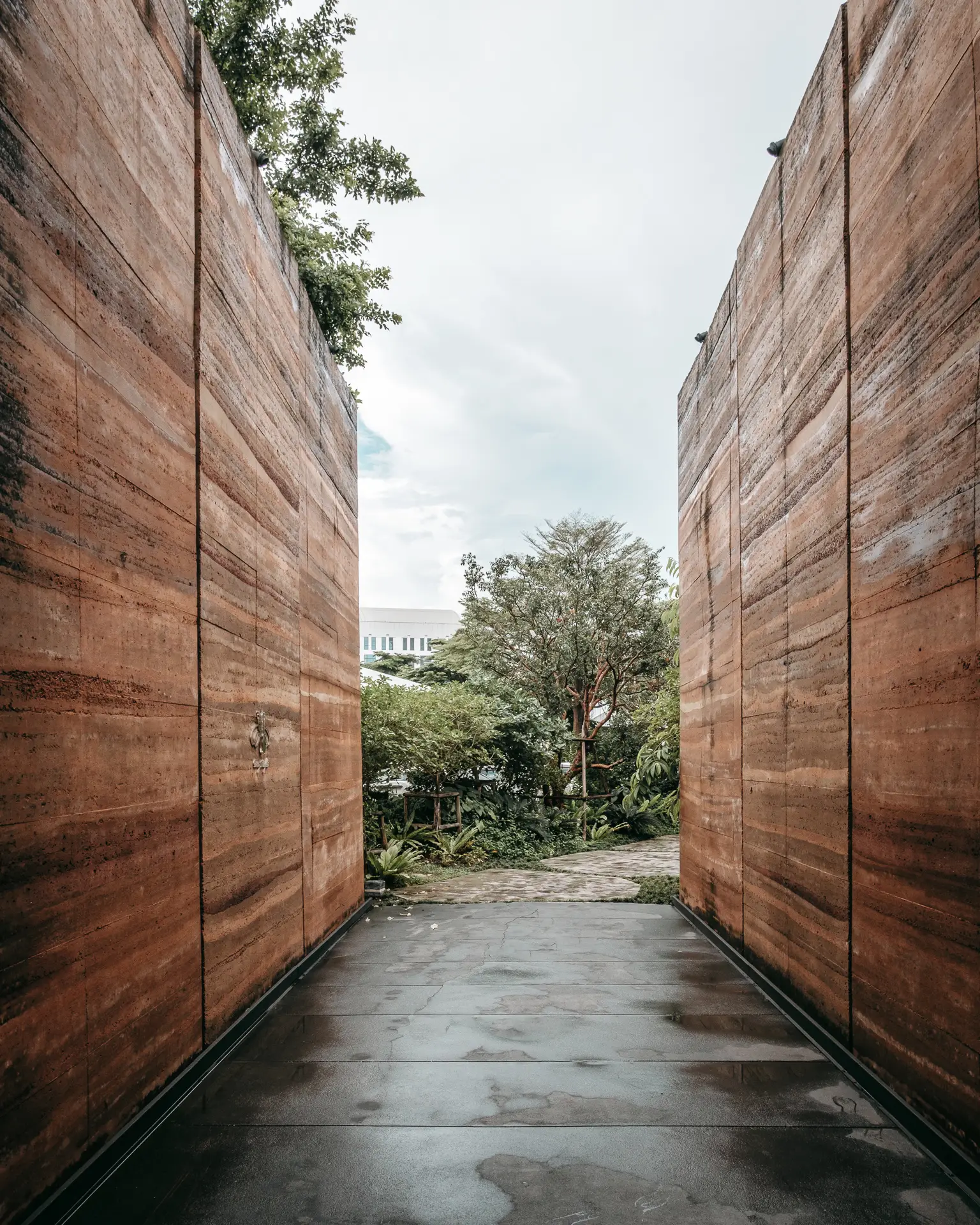 WH Cafe คาเฟ่เปิดใหม่ในบรรยากาศ Glass House ย่าน RCA | Galeri disiarkan oleh Rattomarty | Lemon8