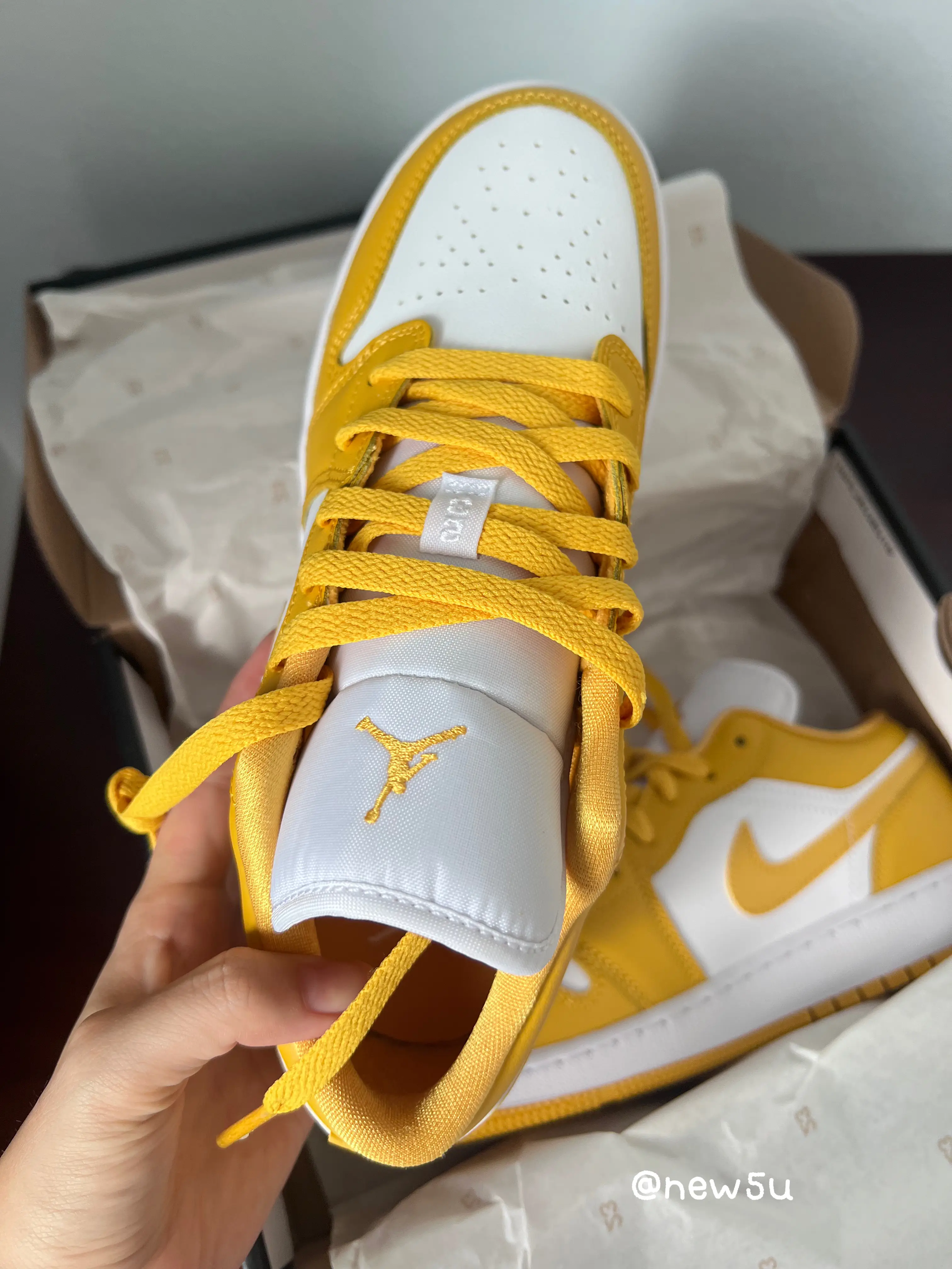 ต้อนรับสมาชิกใหม่ Air Jordan 1 Low “Pollen” 💛 | แกลเลอรีที่โพสต์โดย นิว ...