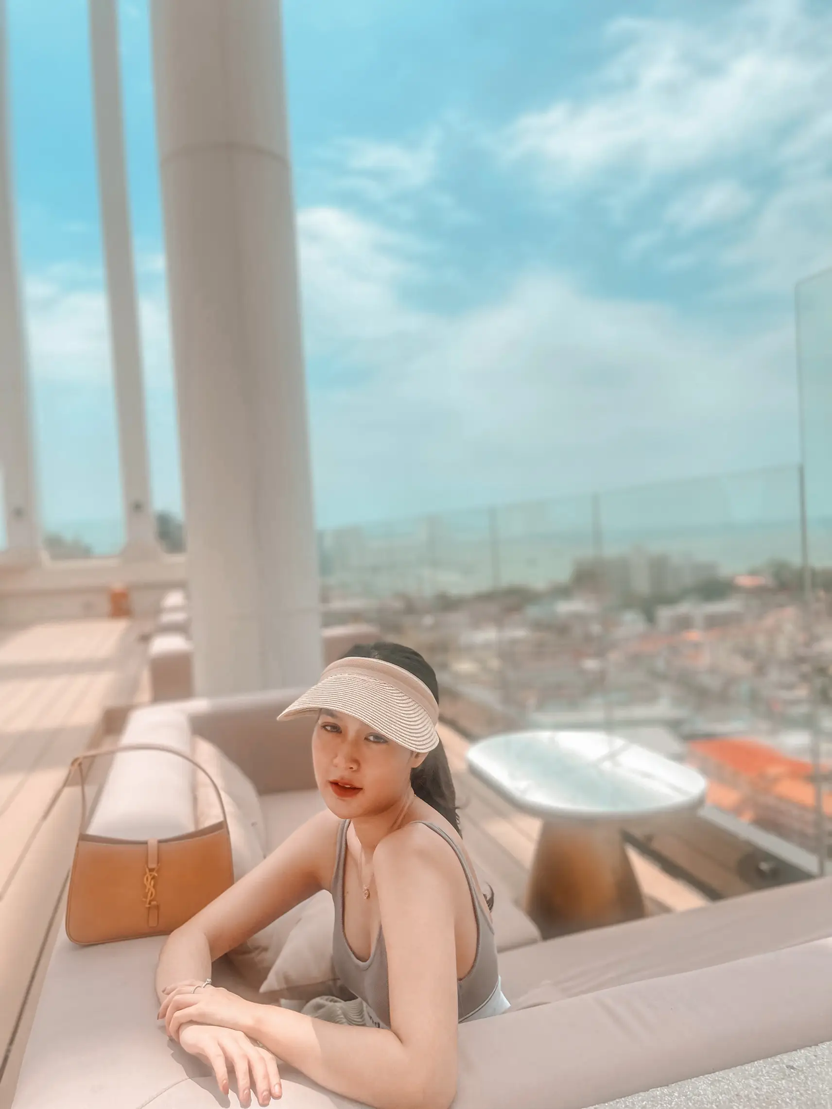 How to แต่งตัวชิคๆไปคาเฟ่ 🏻 | แกลเลอรีที่โพสต์โดย Khunpim | Lemon8