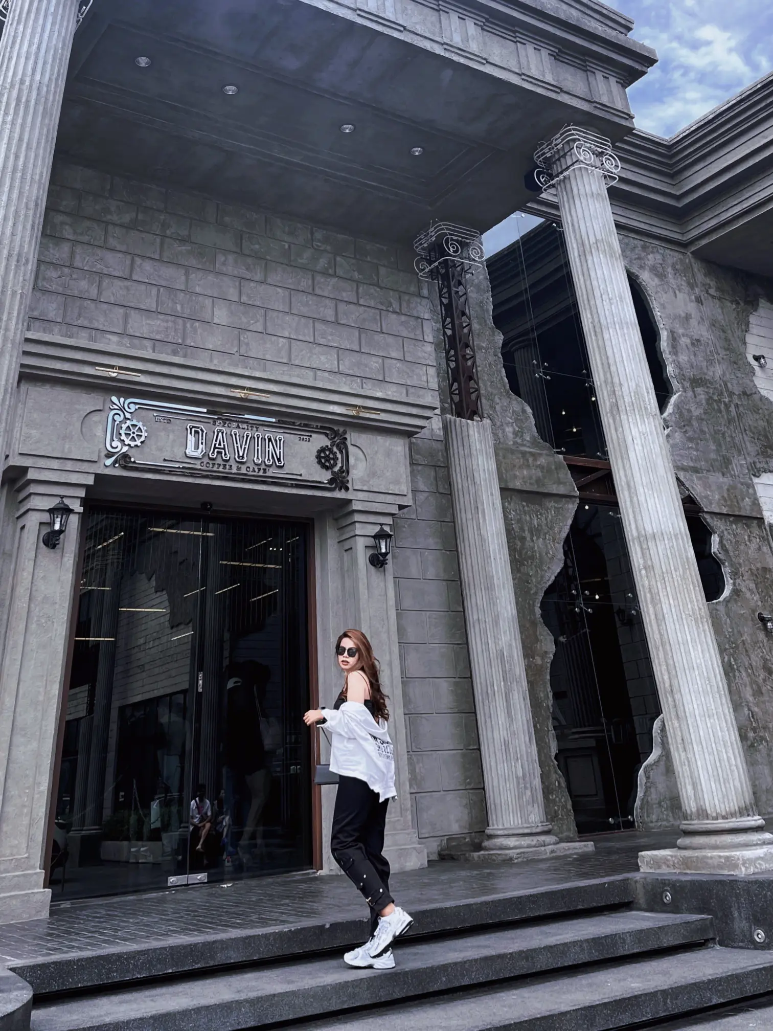 Davin Cafe & Newbalance530 | Gallery posted by Guide Supaksorn | Lemon8