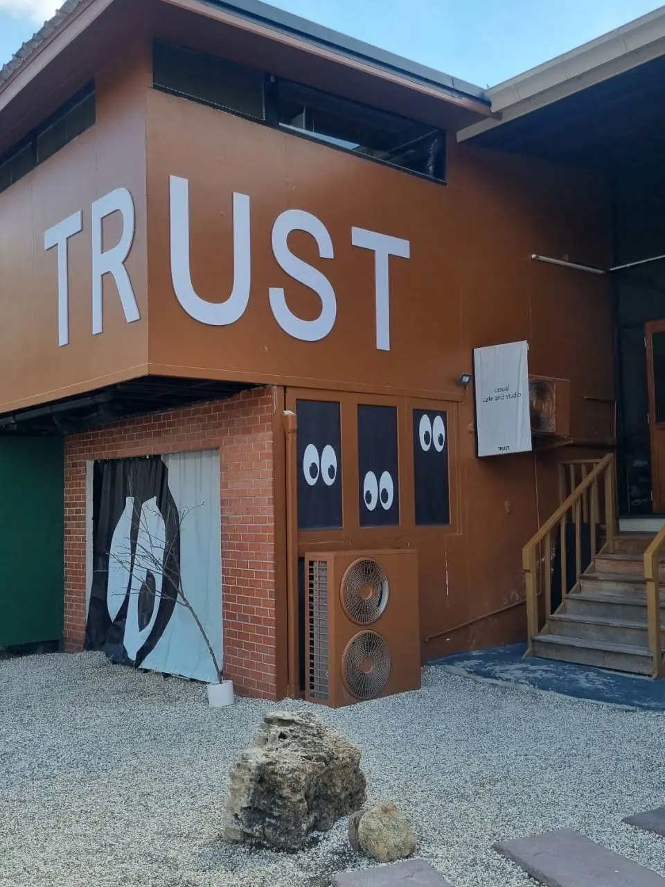 รีวิวคาเฟ่มินิมอลย่านอารีย์ : Trust Cafe and Studio 💘 | แกลเลอรีที่ ...