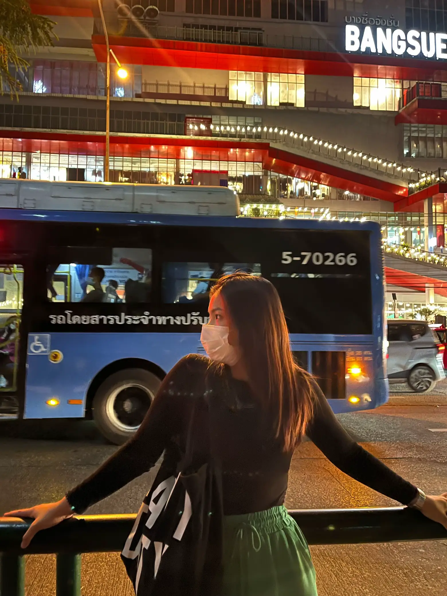 ถ่ายรูปตอนกลางคืนที่ตลาดนัดจตุจักร ก็สวยไปอีกแบบ 😊 | แกลเลอรีที่โพสต์โดย Nuntiya Nam. | Lemon8