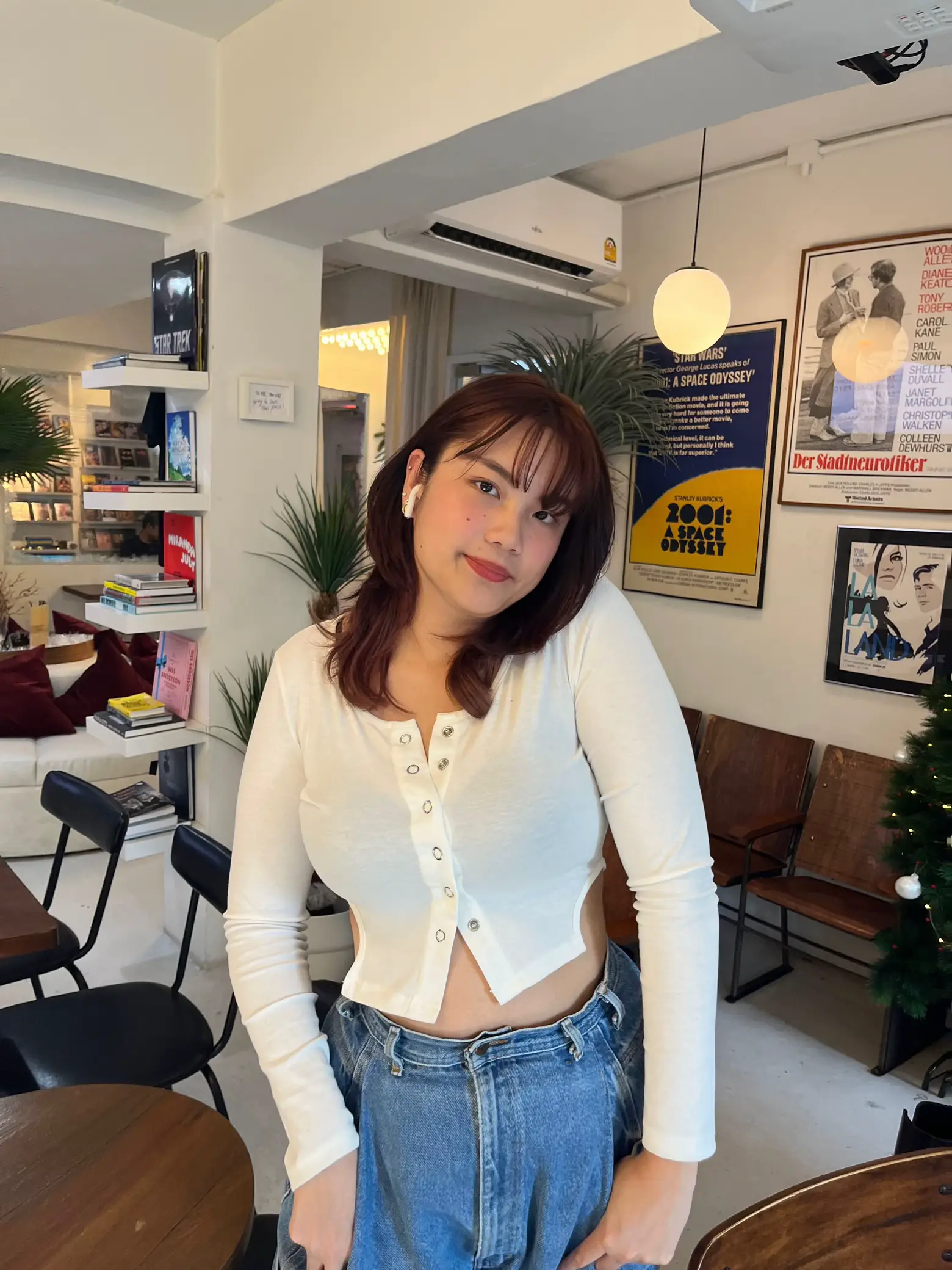 FICS คาเฟ่ย่านสุขุมวิทเอาใจสายคนรักหนังยุค 90s | แกลเลอรีที่โพสต์โดย winnie ♡ | Lemon8