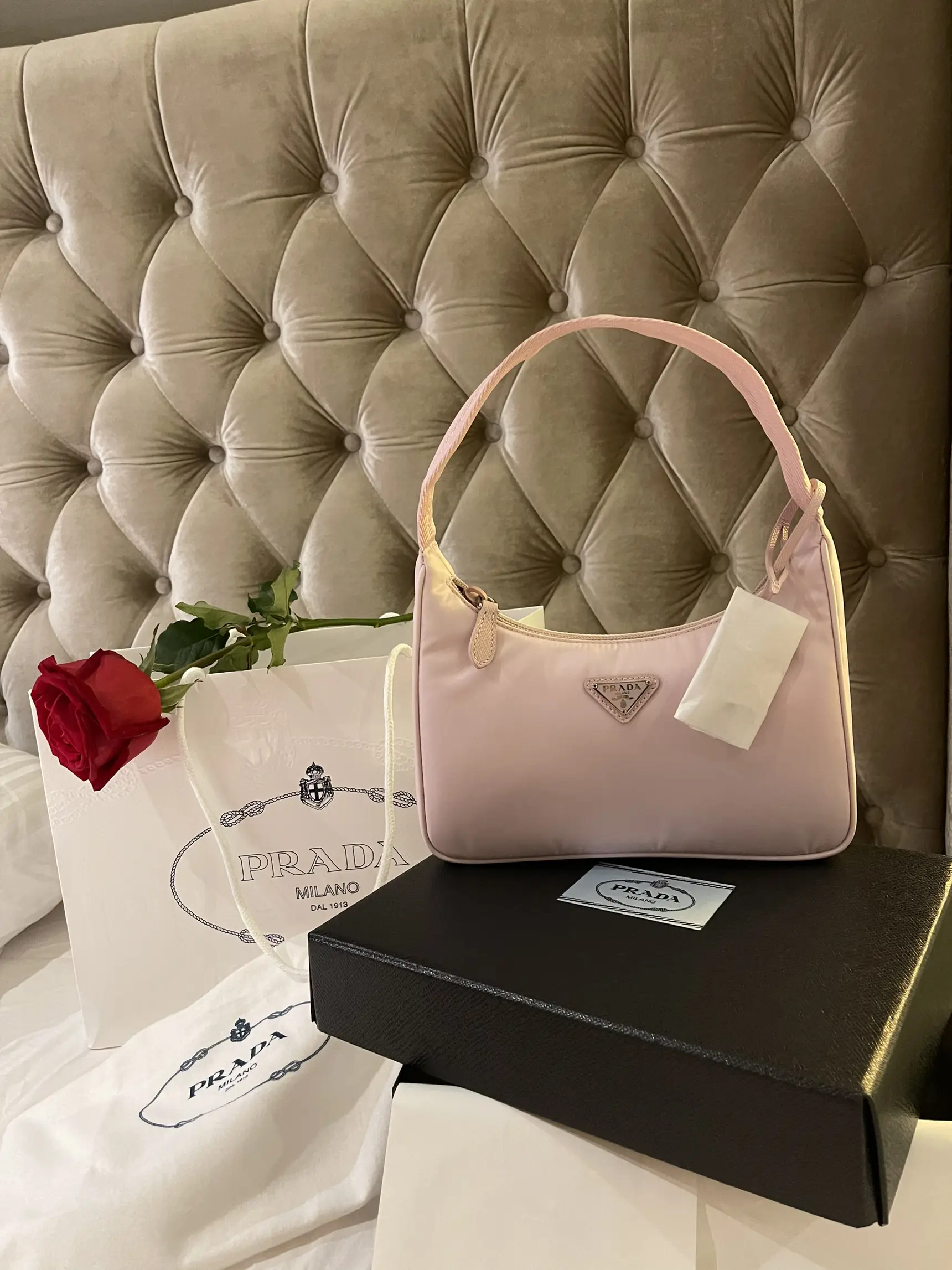 PRADA💖รุ่นยอดฮิต น่ารักเข้าทุกลุค | แกลเลอรีที่โพสต์โดย PRAEWJINA🍋 | Lemon8