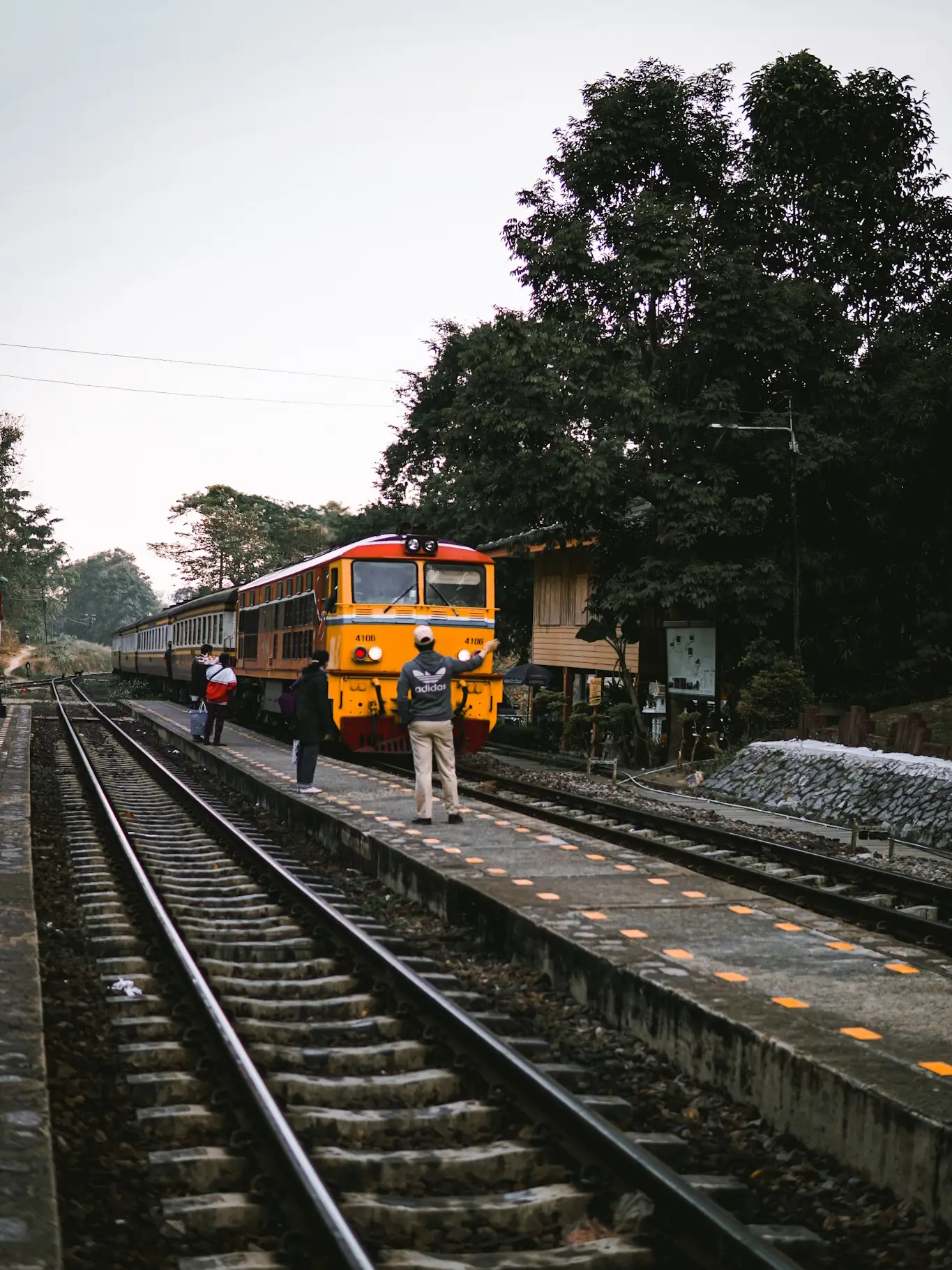 “แบกเป้ นั่งรถไฟไป ขุนตาน-ล คนเดียว” | แกลเลอรีที่โพสต์โดย Pxm_zz | Lemon8