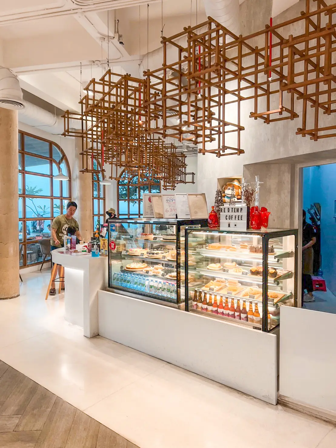 พาเที่ยวคาเฟ่วิวสวยที่สุดในบางแสน | Red Temp coffee 🏰 | แกลเลอรีที่ ...