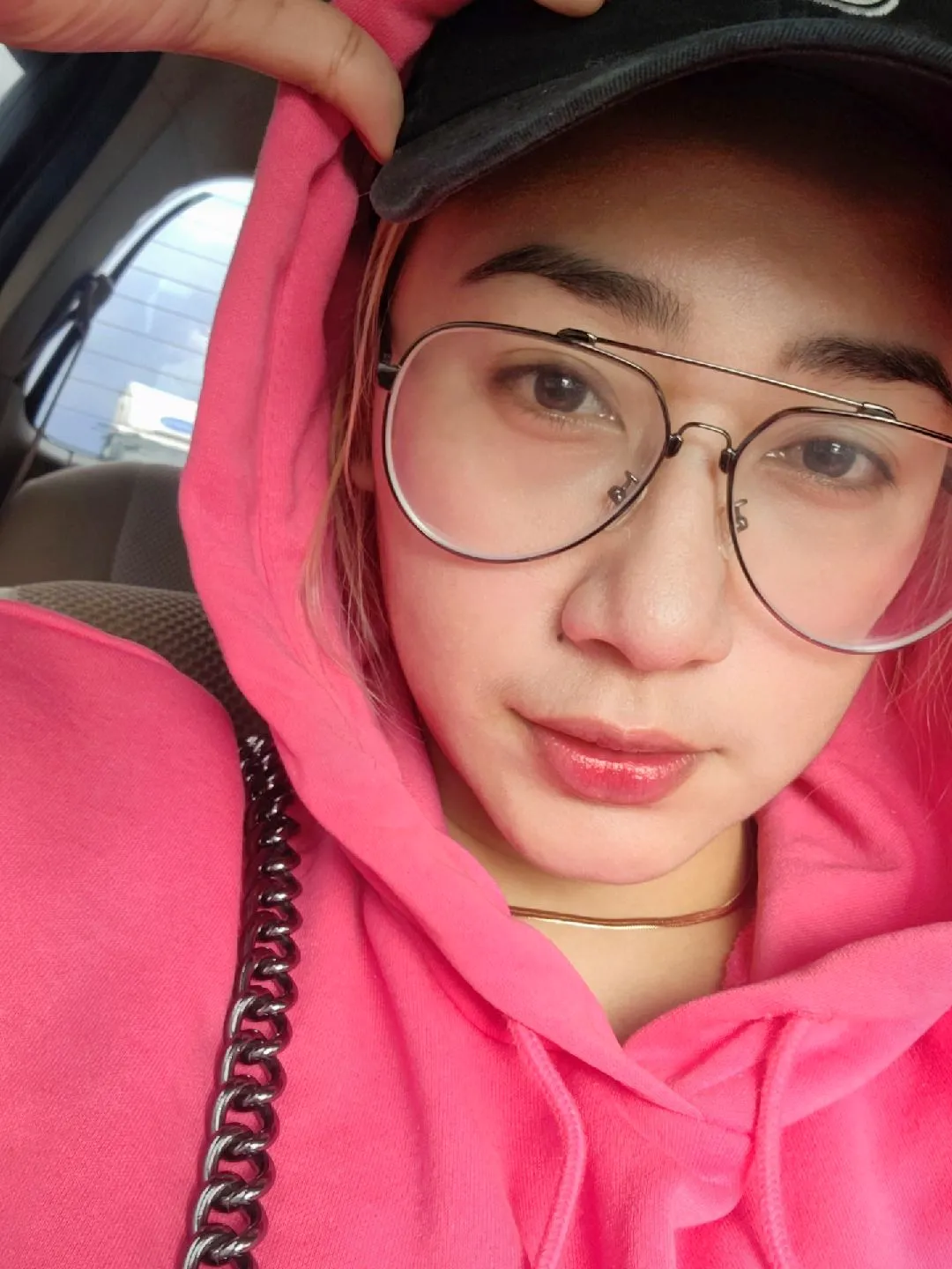 simple and catchy with pinky hoodie💗💗 | แกลเลอรีที่โพสต์โดย i am Zetty | Lemon8