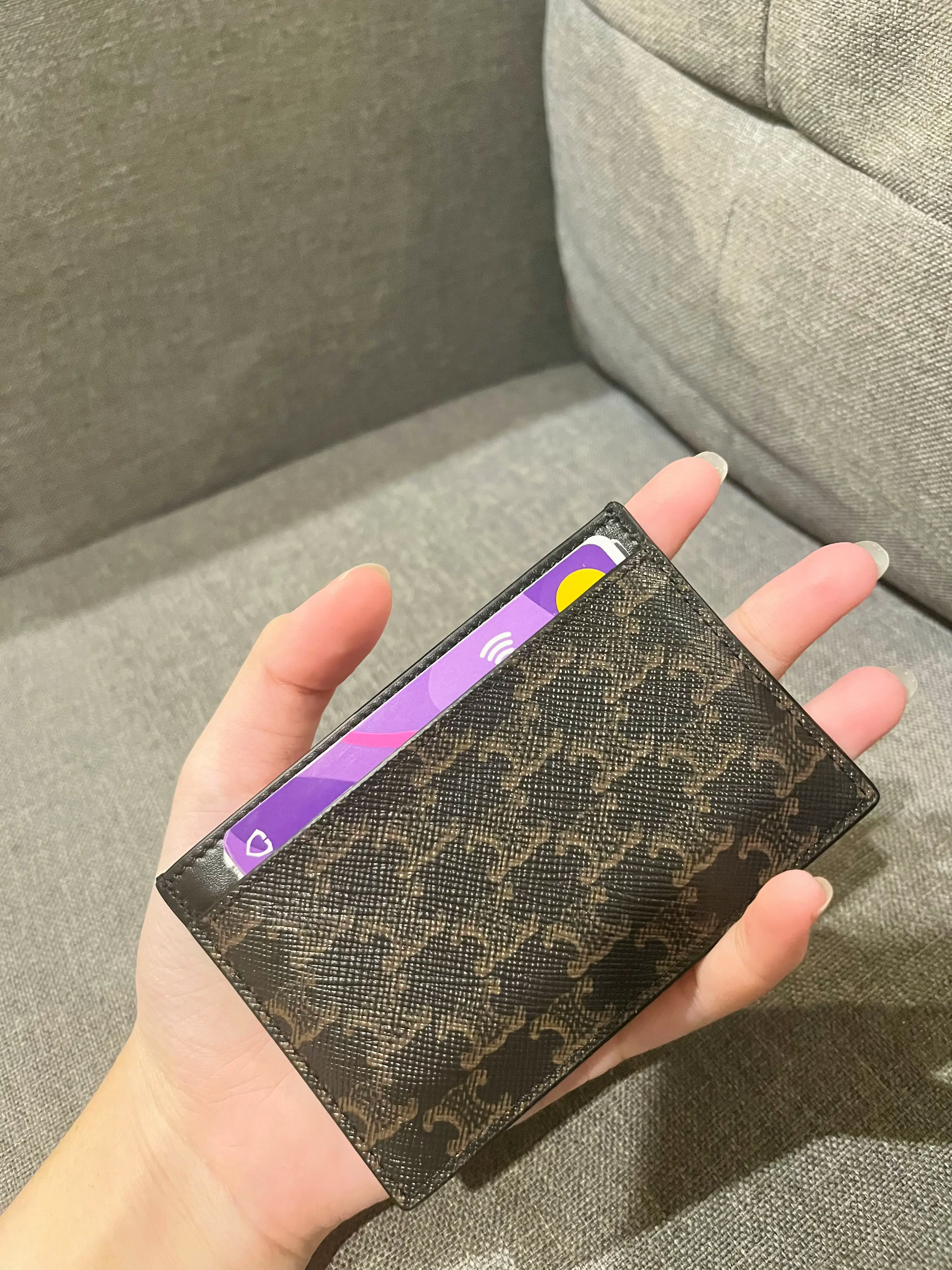 Celine card holder 🤎 🫶🏼 | แกลเลอรีที่โพสต์โดย Minttnie_ | Lemon8