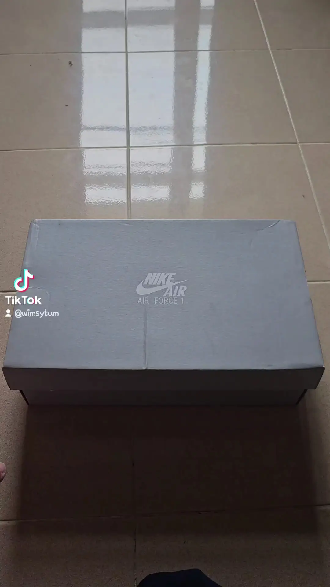 unbox Nike AF1 | วิดีโอที่เผยแพร่โดย Wimsytum | Lemon8