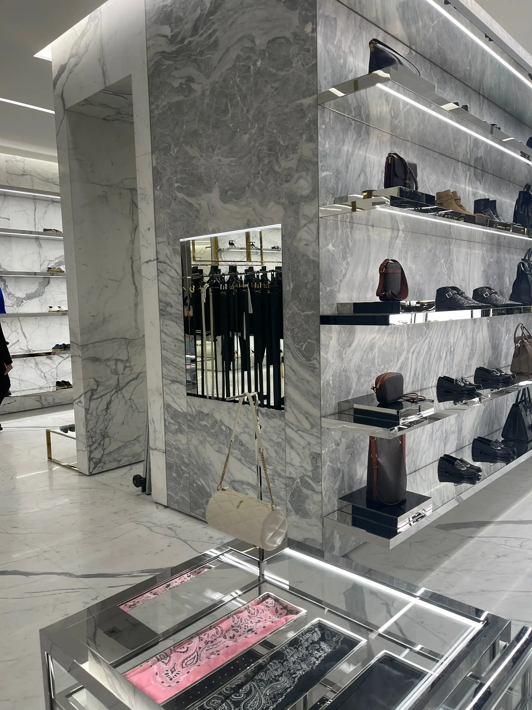 รีวิวเข้าช็อป YSL ที่สยามพารากอน🖤💫 | แกลเลอรีที่โพสต์โดย tammnisa | Lemon8