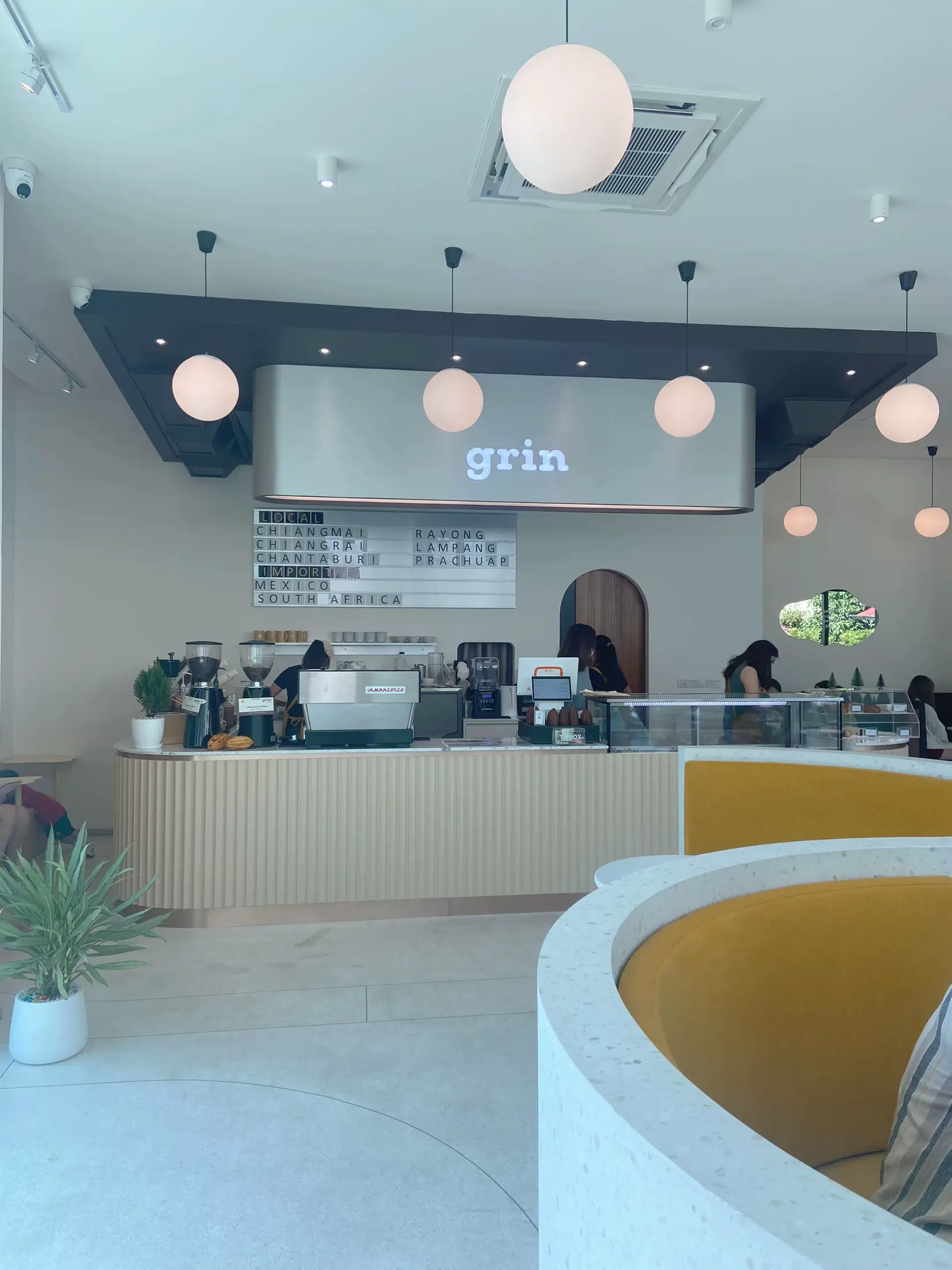 “Grin” คาเฟ่เพื่อชาวช็อคโกแลตเลิฟเว่อร์ | แกลเลอรีที่โพสต์โดย Prow.favorite | Lemon8