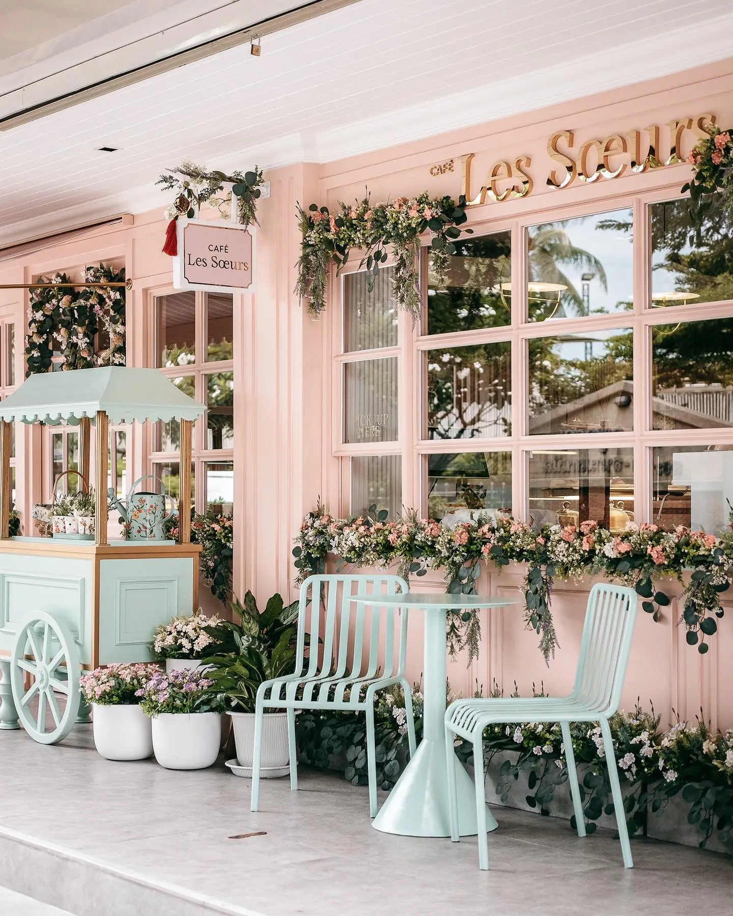 Café Les Sœurs คาเฟ่สไตล์ฝรั่งเศส สีชมพูสุดโรแมนติค 💕🥐🍰 | แกลเลอรีที่โพสต์โดย Rattomarty | Lemon8